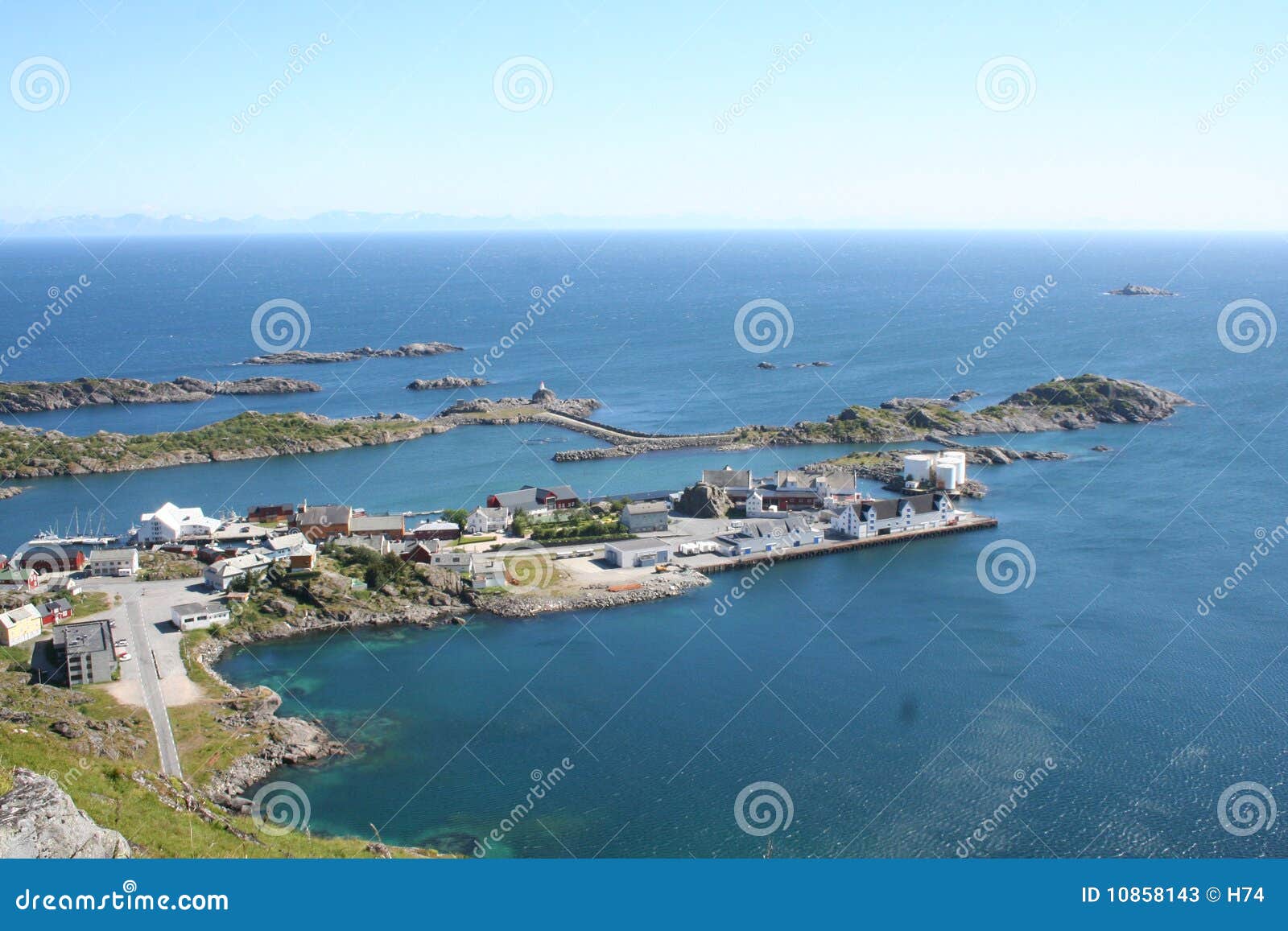 Stamsund stockbild. Bild von dorf, felsen, horizont, antenne - 10858143