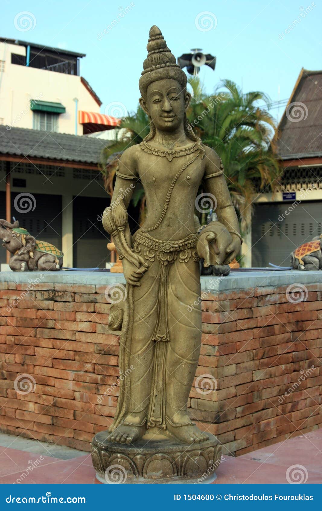 Standbeeld en gebouwen stock foto. Image of standbeelden - 1504600