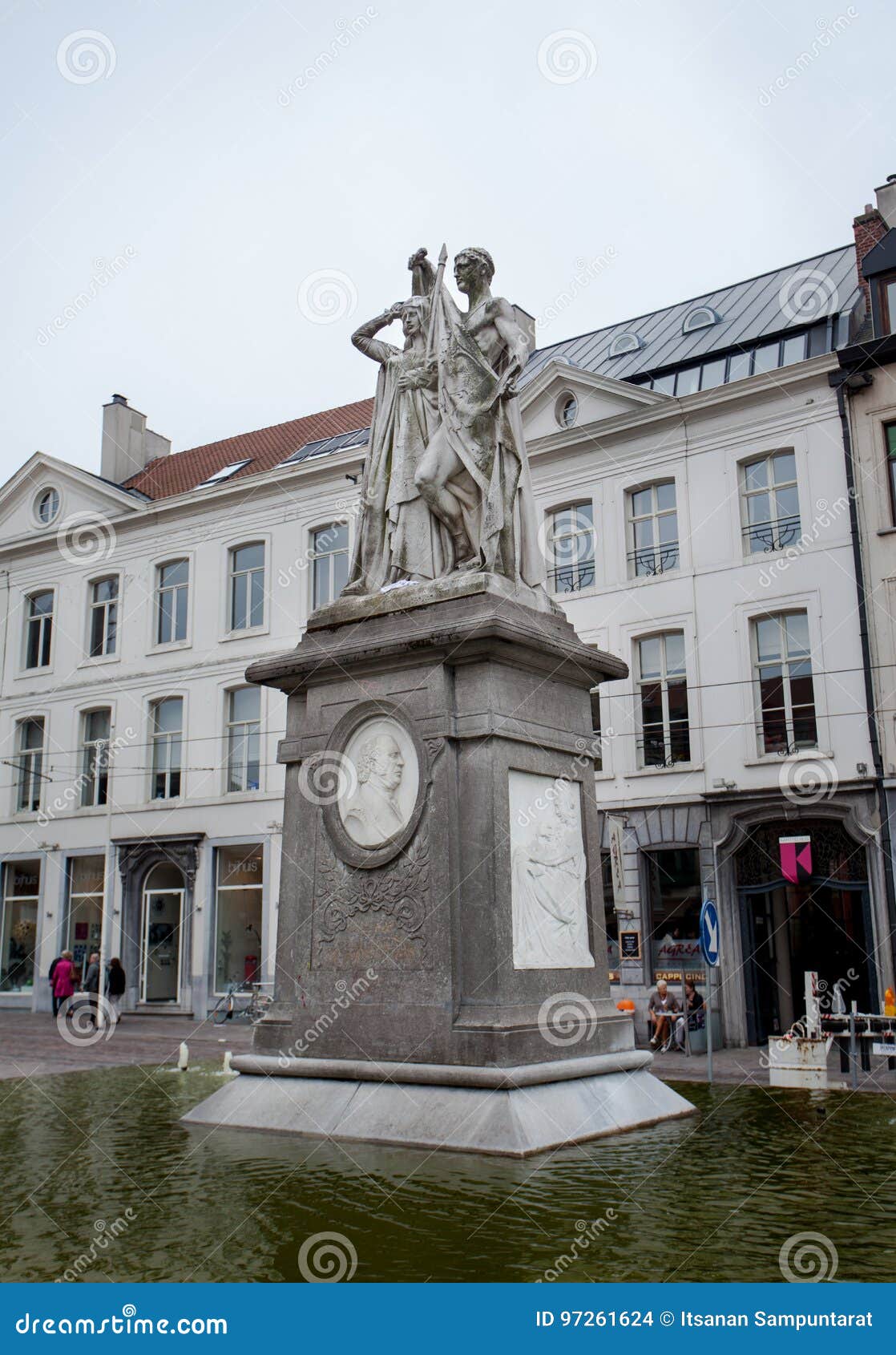 Standbeeld in Gent redactionele stock afbeelding. Image of decoratie ...