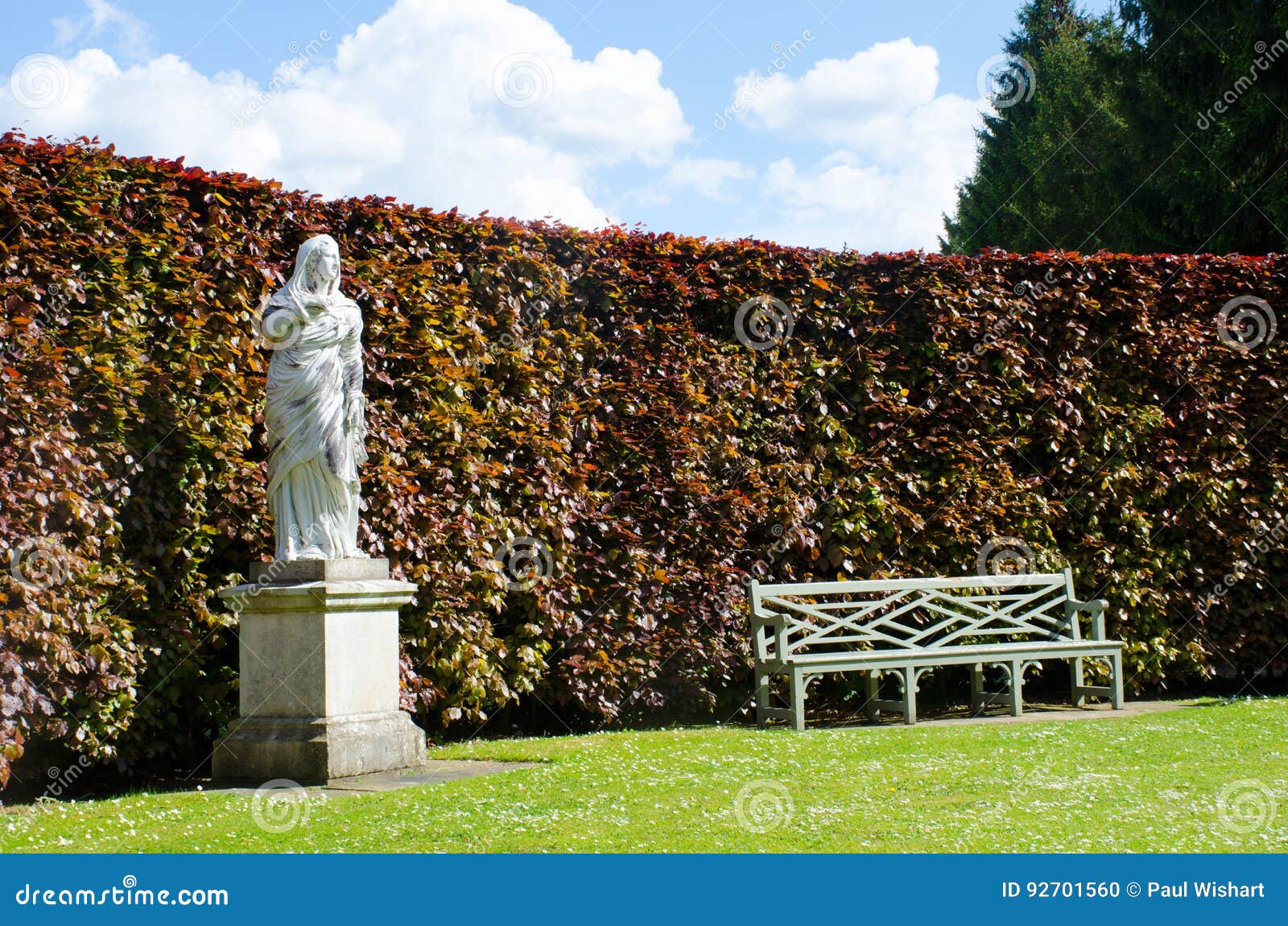 Standbeeld Met Bank in De Engelse Tuin Van Het Land Stock Foto - Image ...