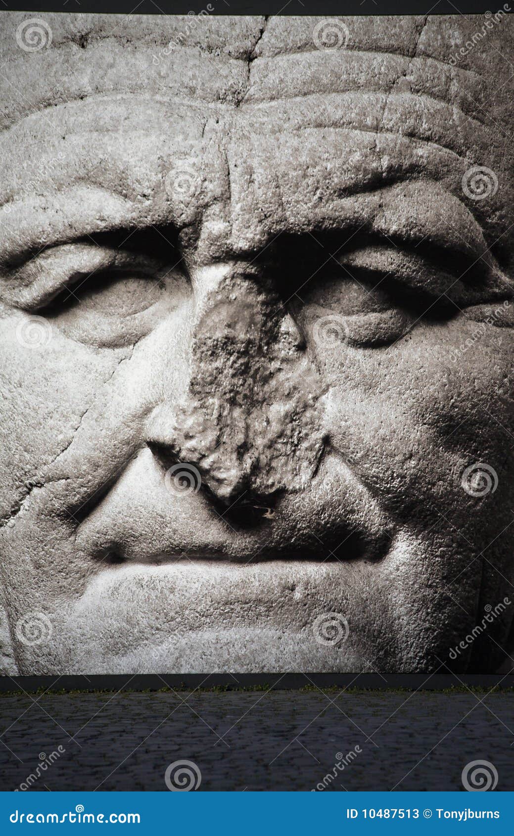 Standbeeld Met Gebroken Neus Stock Afbeelding - Image of versleten ...