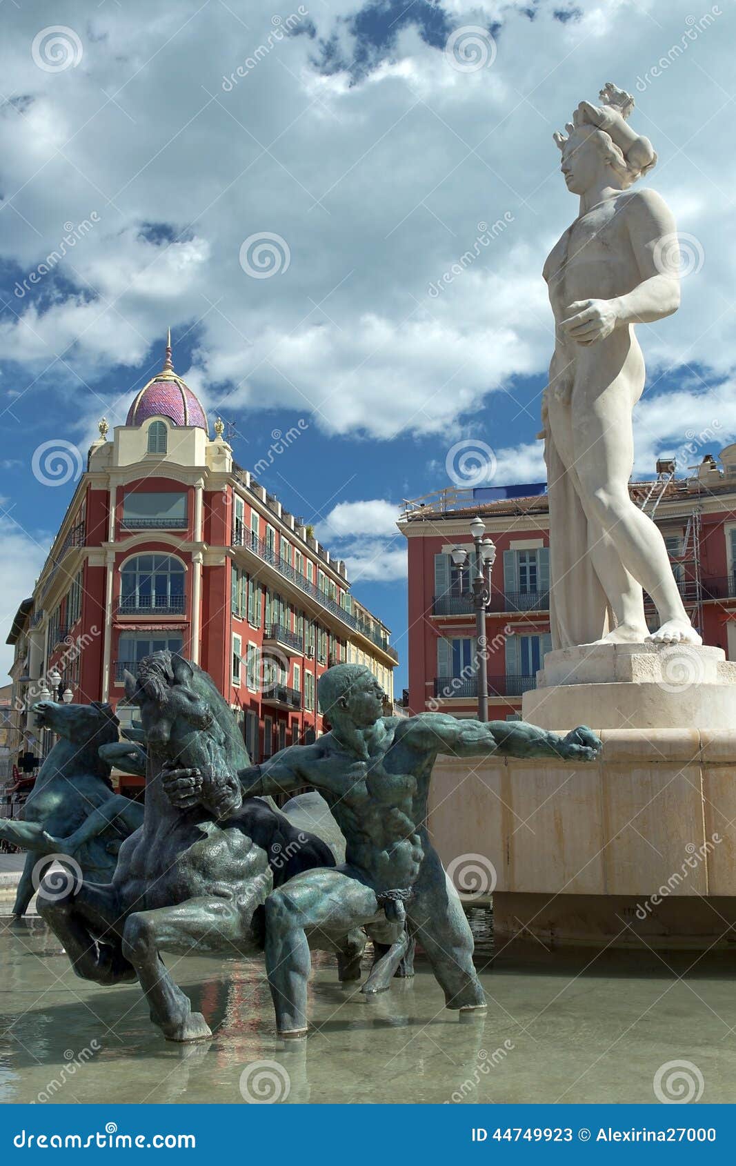 Standbeeld Van Apollo Op Plaats Massena in Nice, Frankrijk Stock ...