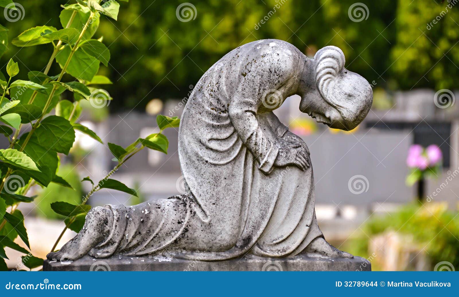 Standbeeld Van Biddend Madonna Stock Foto - Image of heilig, marmer ...