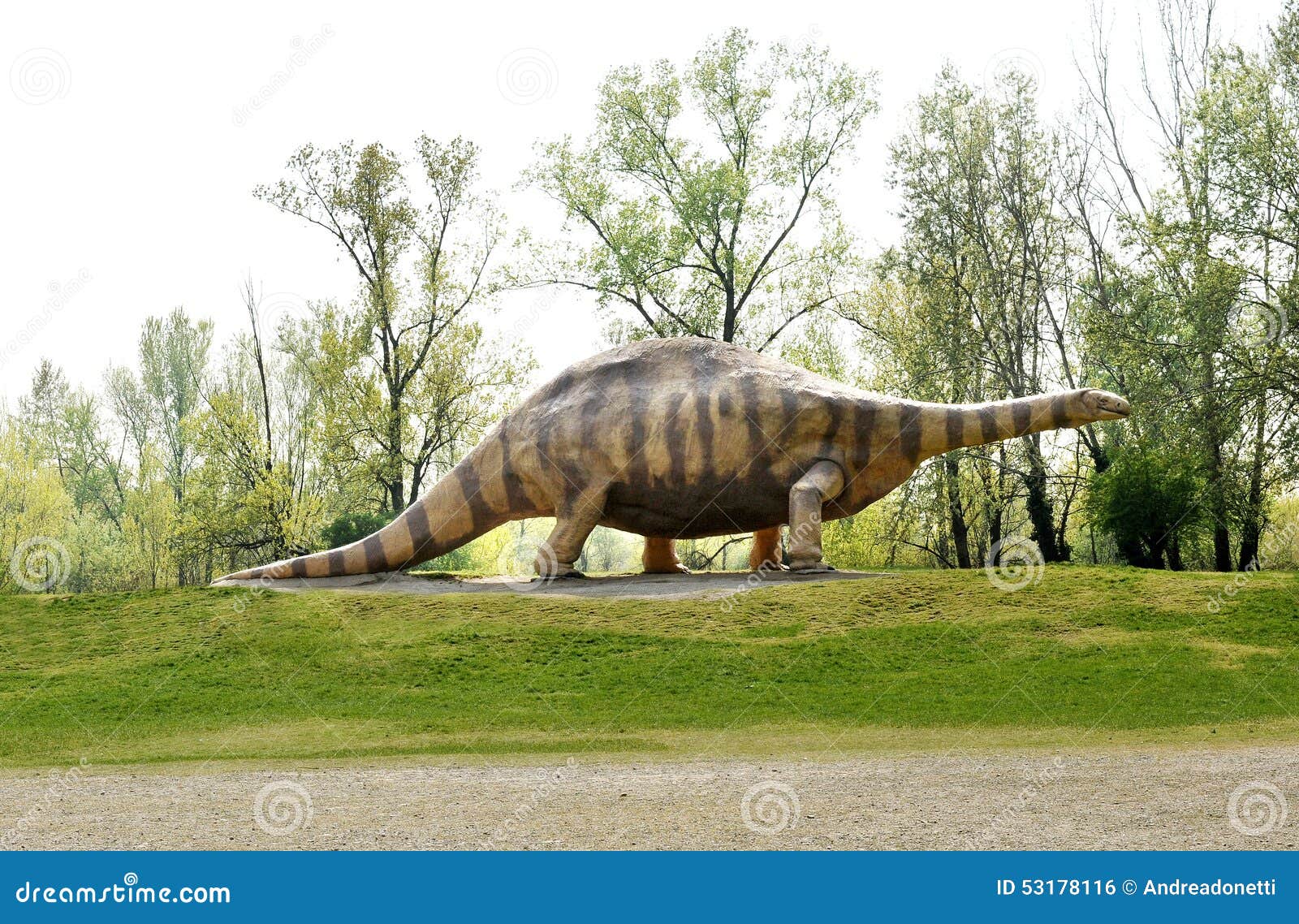 Standbeeld Van Brontosaurus-Dinosaurusdier Bij Het Park Redactionele ...