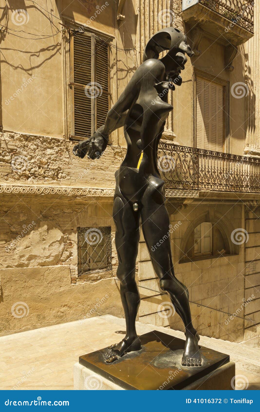 Standbeeld van Dali redactionele fotografie. Image of catalonië - 41016372