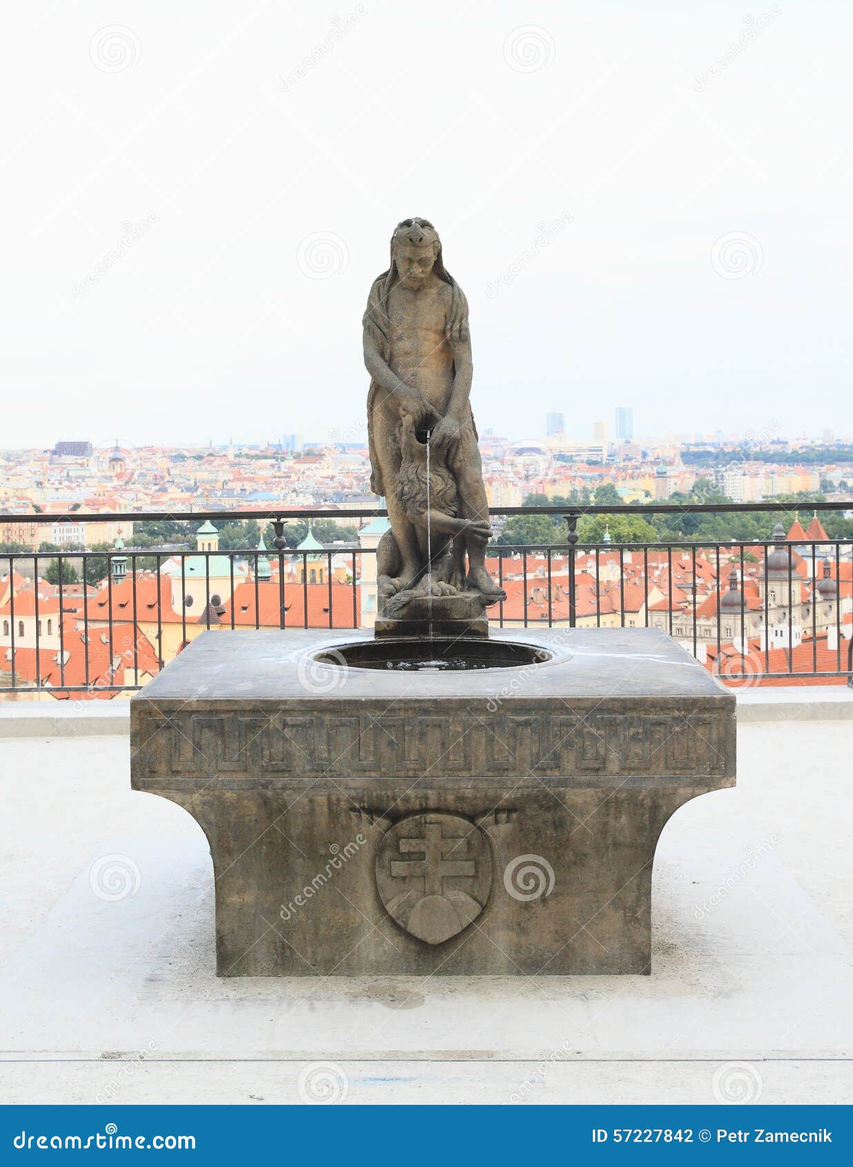 Standbeeld Van De Plassende Mens Stock Foto - Image of voetstuk ...