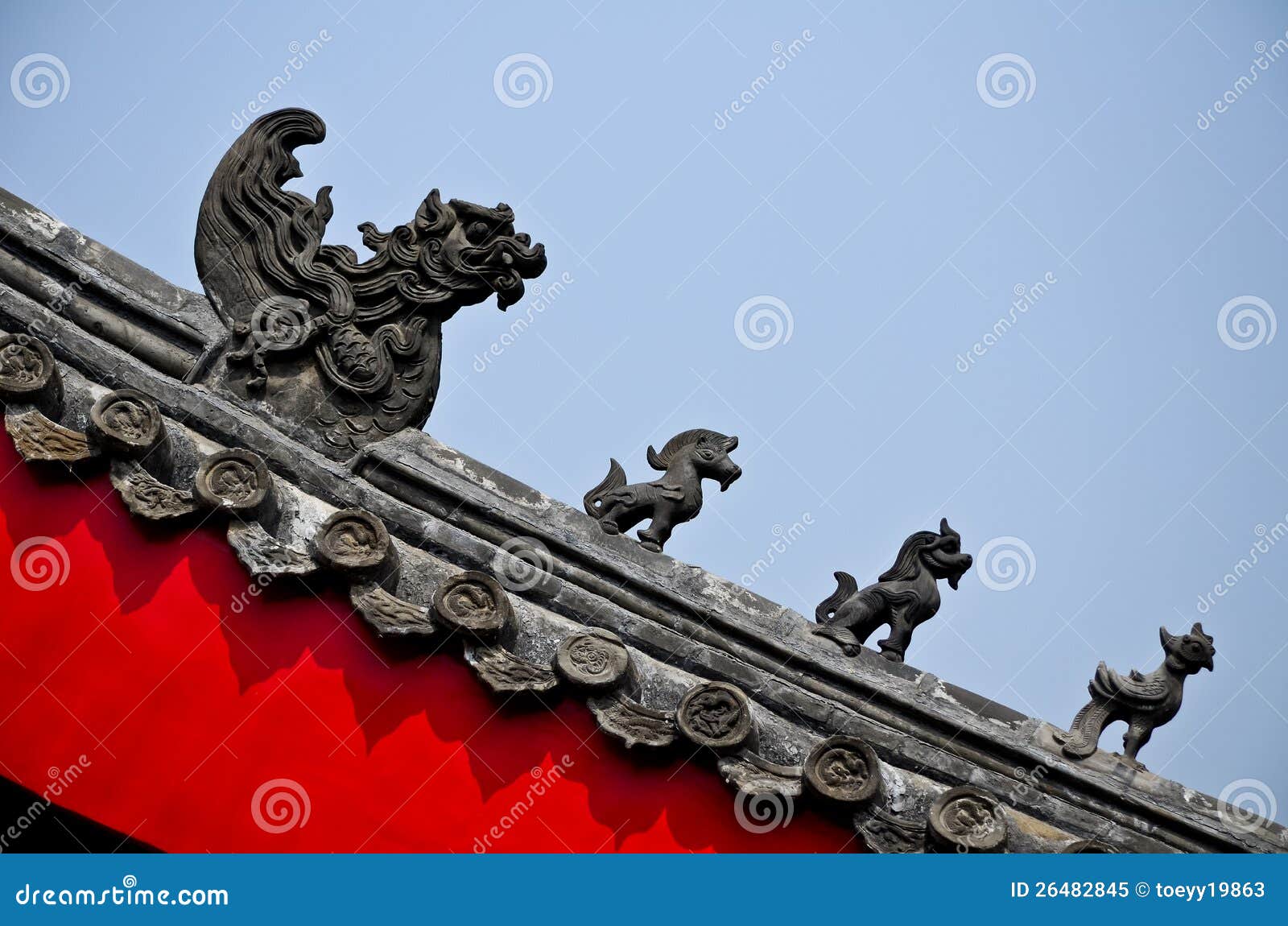 Standbeeld Van Draken Op Het Dak Van Chinese Tempel Stock Afbeelding ...