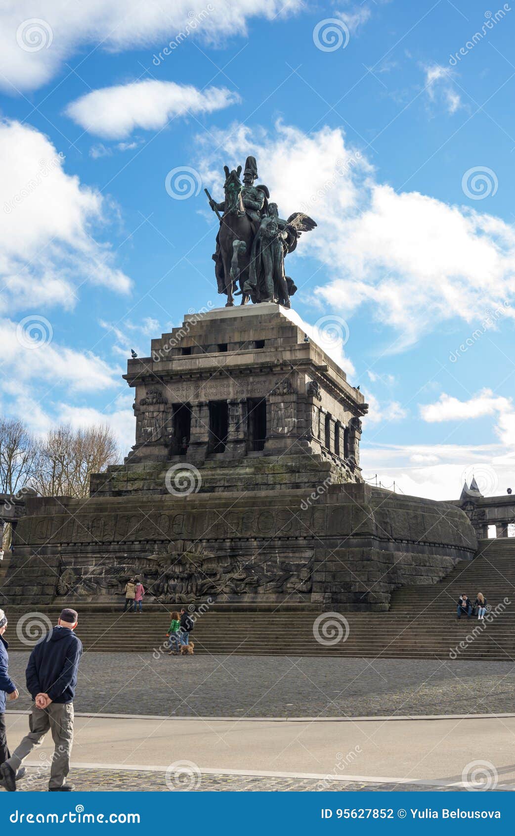 Standbeeld Van Duitse Keizer William I Redactionele Fotografie - Image ...