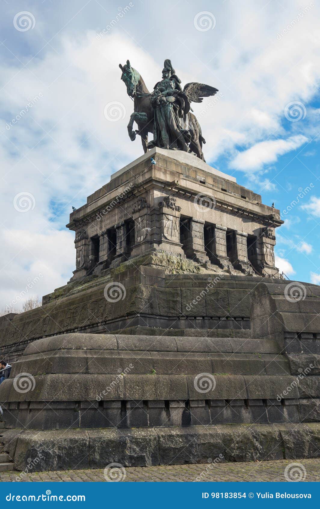 Standbeeld Van Duitse Keizer William I Redactionele Stock Afbeelding ...