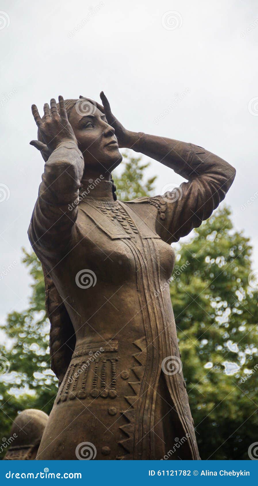 Standbeeld Van Een Vrouw Bij De Fontein Stock Foto - Image of monument ...