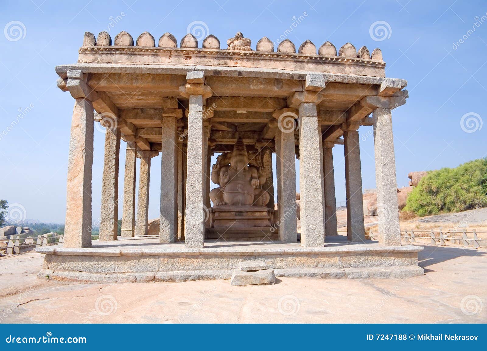 Standbeeld van Ganesha stock foto. Image of heuvel, erfenis - 7247188