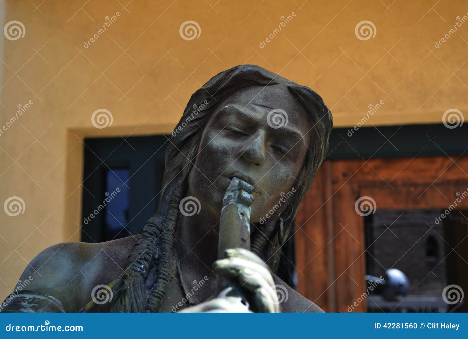 Standbeeld Van Inheemse Amerikaanse Het Spelen Fluit Stock Foto - Image ...