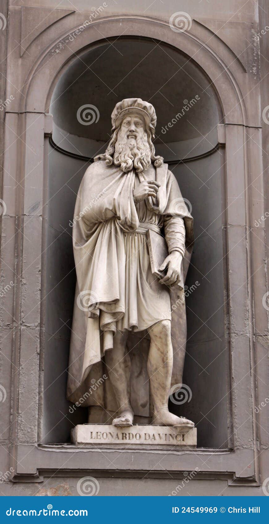 Standbeeld Van Leonardo Da Vinci Redactionele Stock Afbeelding - Image ...