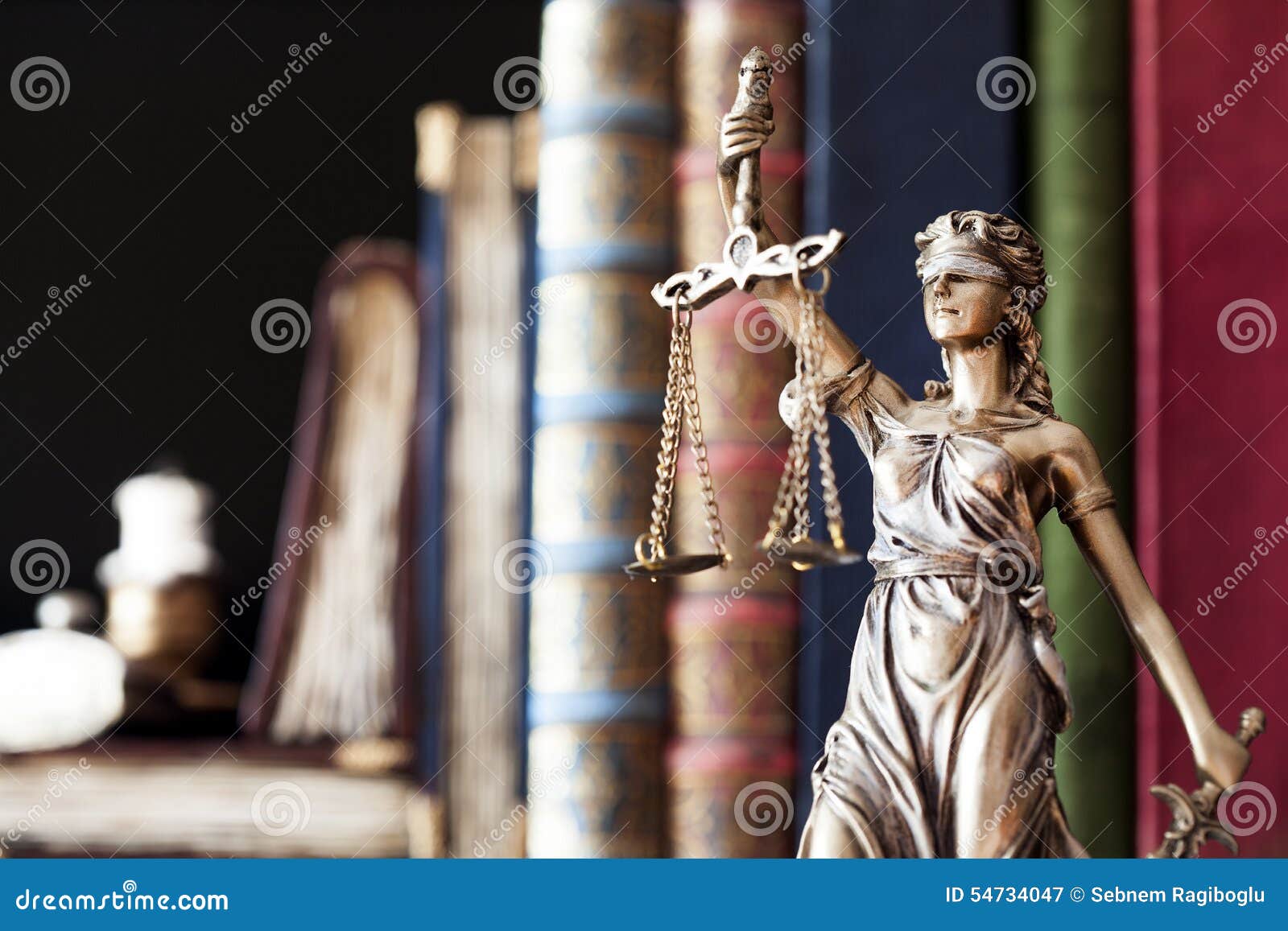 Standbeeld Van Rechtvaardigheid En Boeken Stock Afbeelding - Image of ...