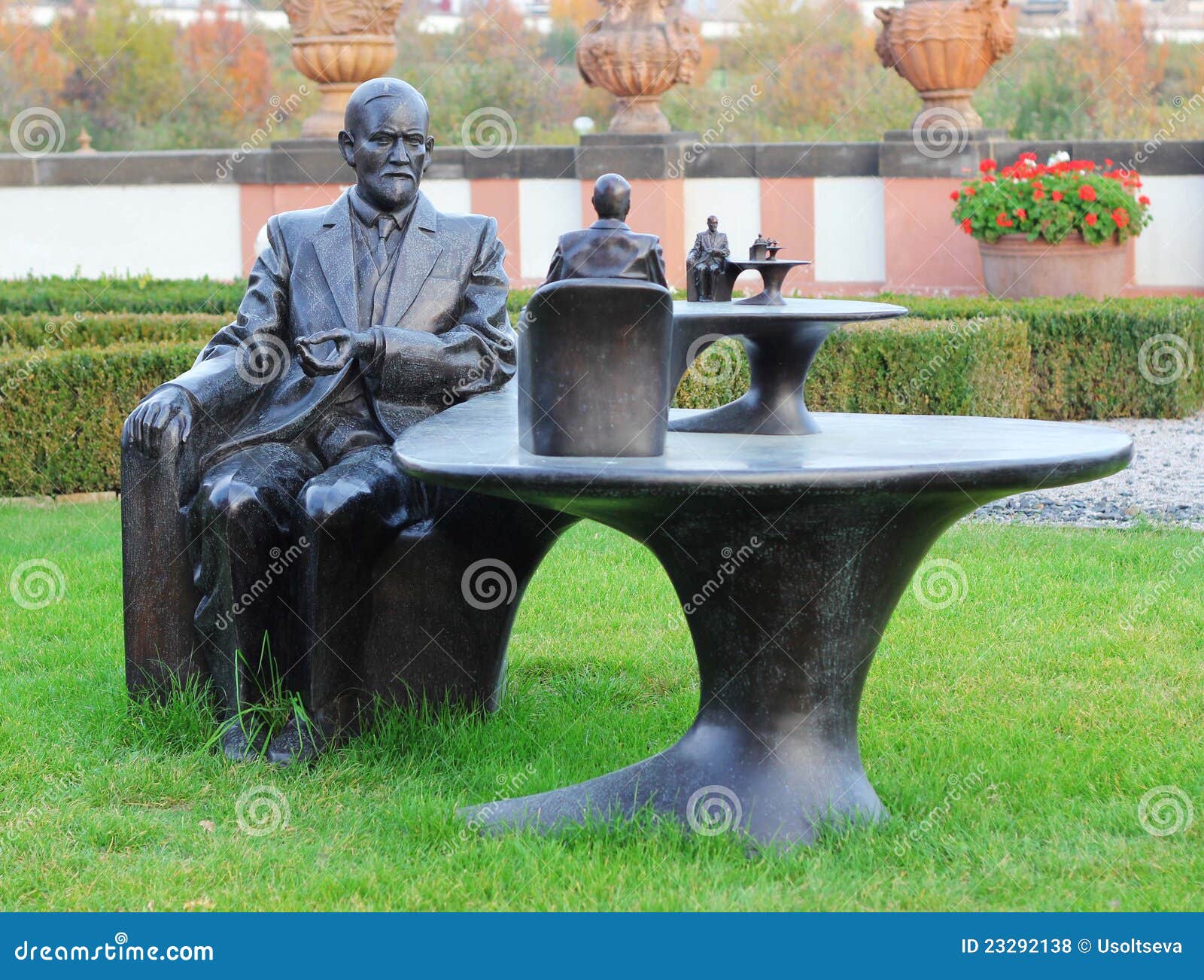 Standbeeld Van Sigmund Freud Stock Foto - Image of beeldhouwwerken ...