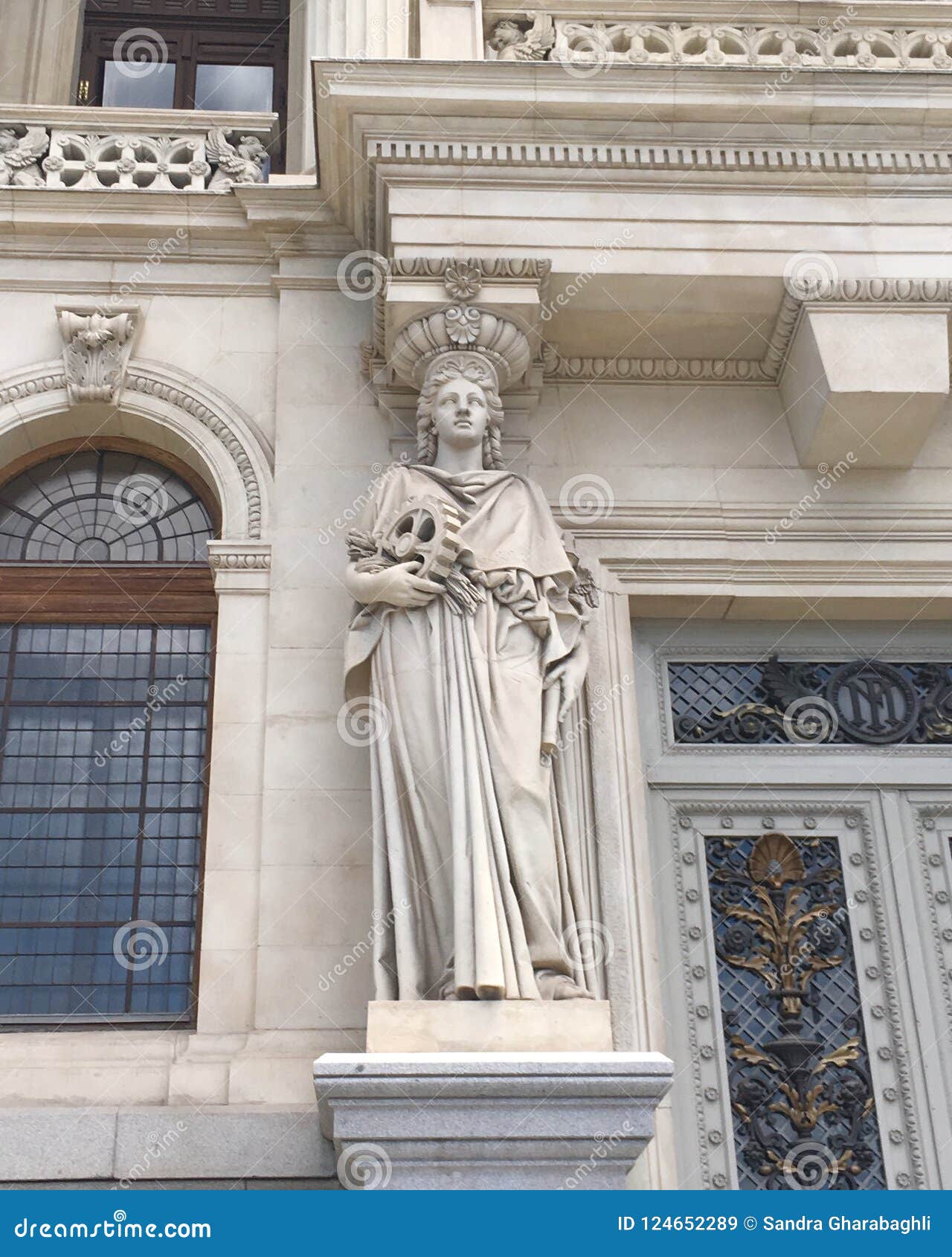 Standbeeld van vrouw stock afbeelding. Image of madrid - 124652289