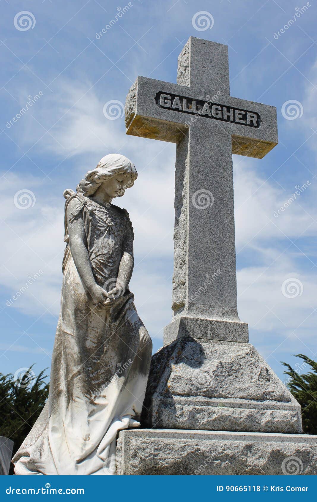 Standbeeld Van Vrouw En Kruis Redactionele Stock Foto - Image of ...