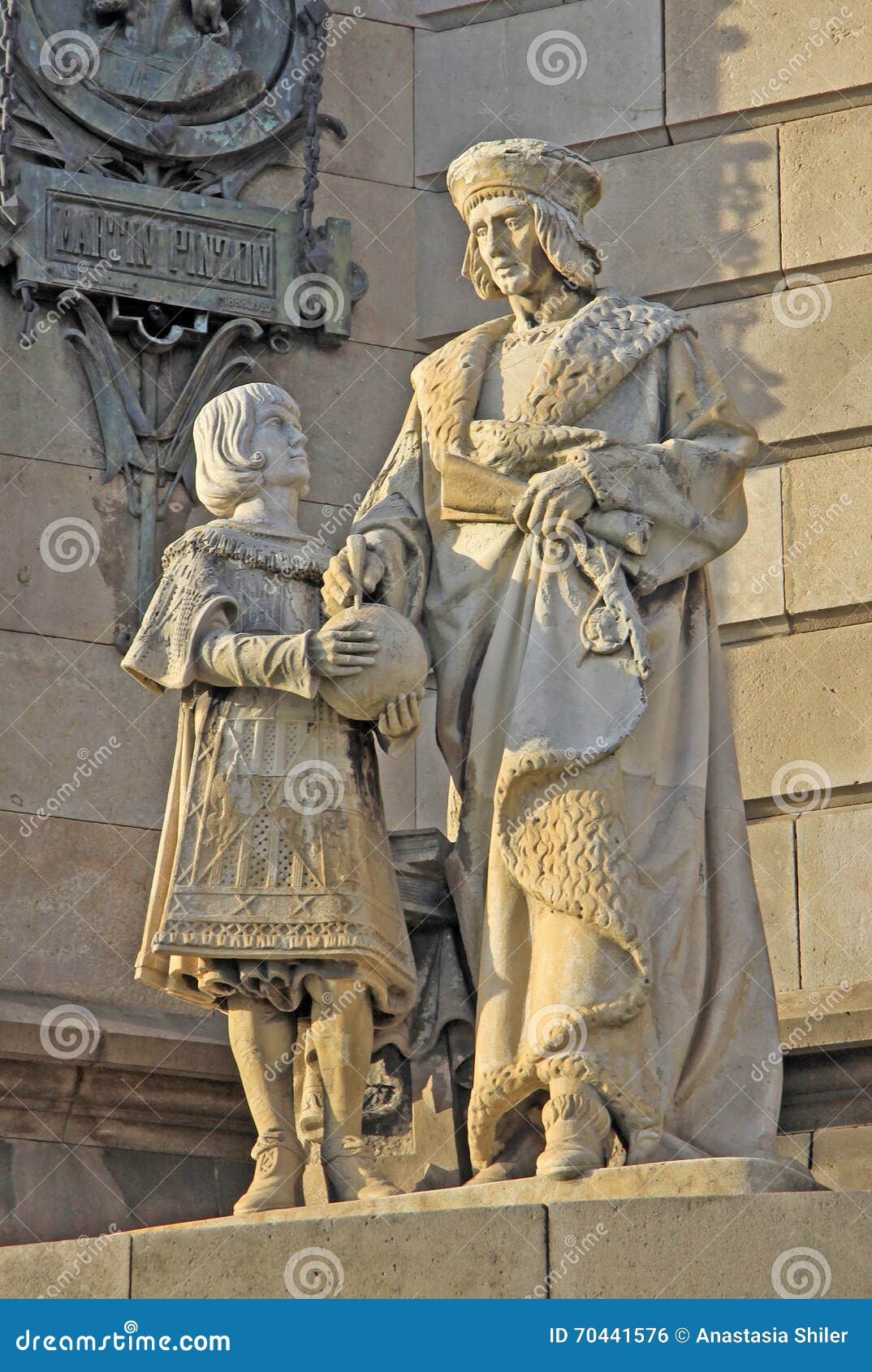 Standbeelden Bij De Bodem Van Het Monument Aan Christopher Columbus ...