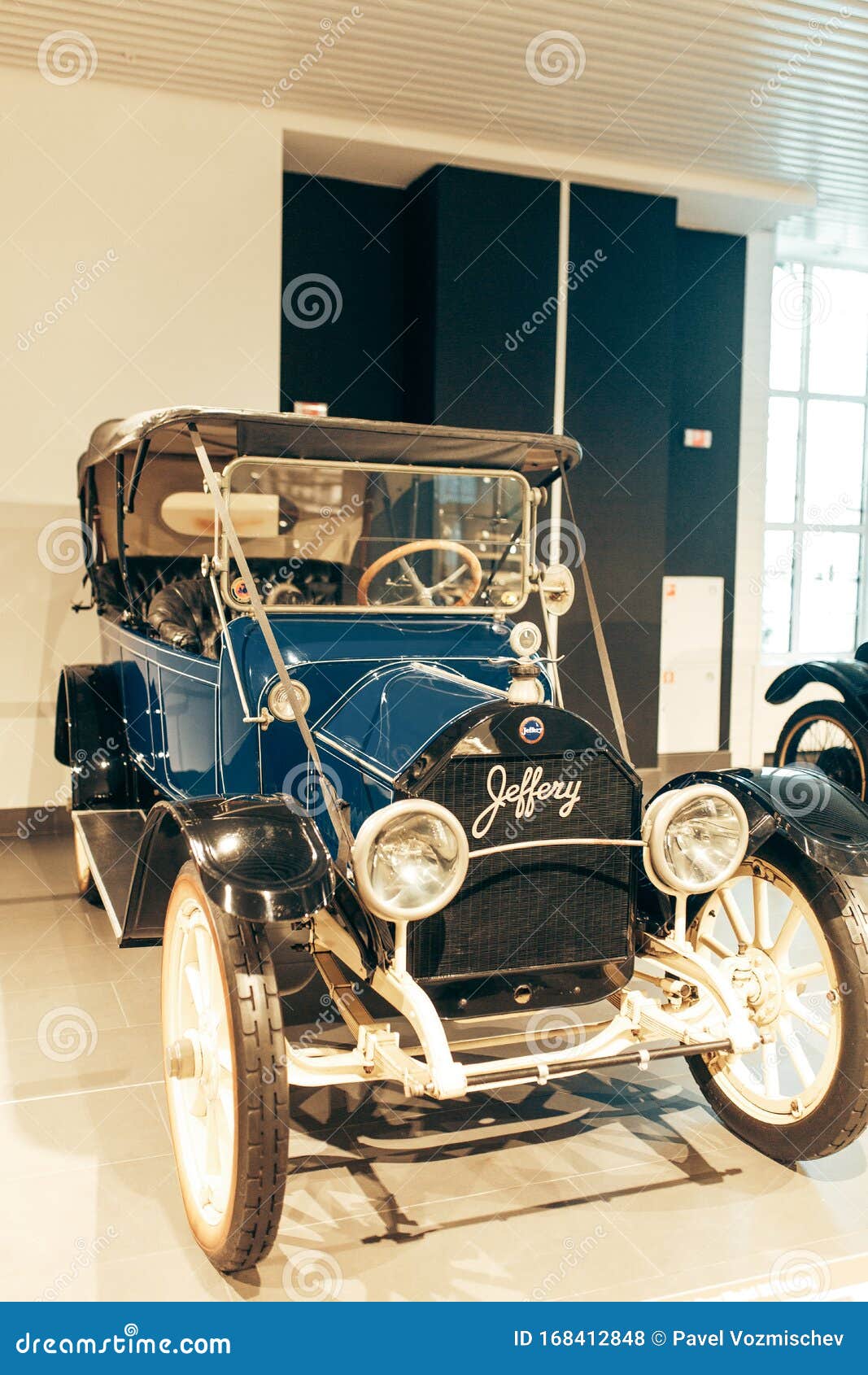 Standen Met Oude Dure Auto's Redactionele Stock Foto - Image of nieuw ...