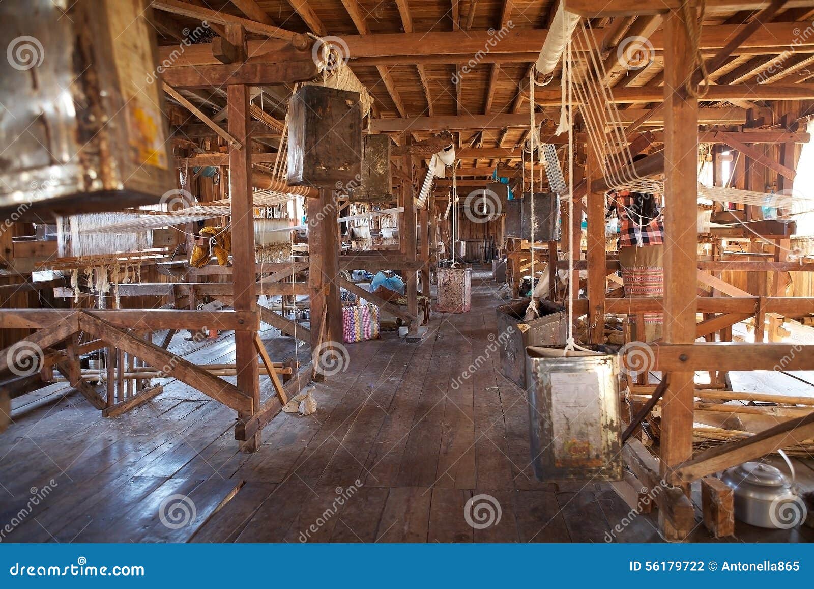 Standing Loom Workshop on the Lake Inle Myanmar Editorial Photography ...
