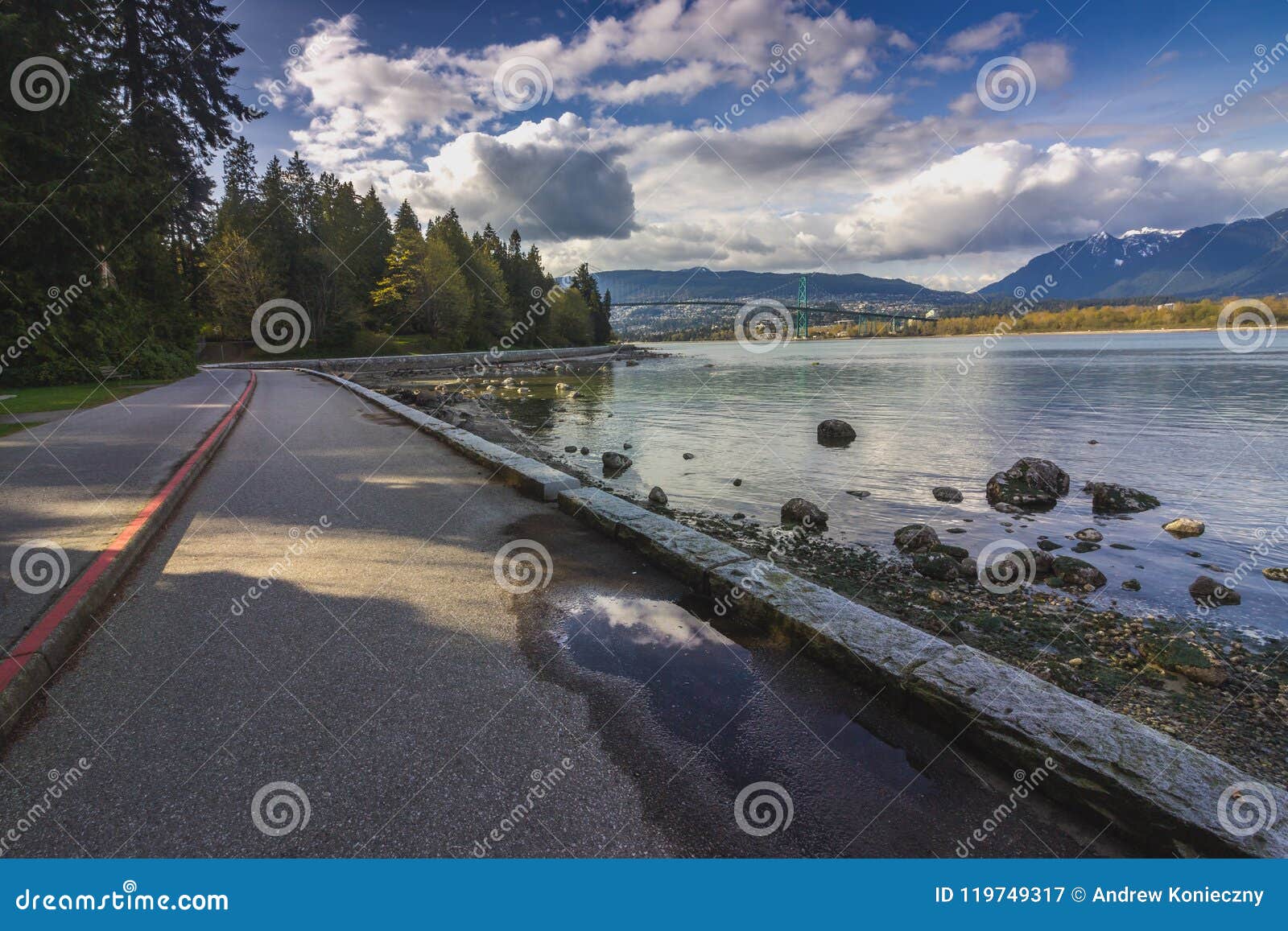 Stanley Park Seawall Path Och Lejonportbro Fotografering för Bildbyråer ...