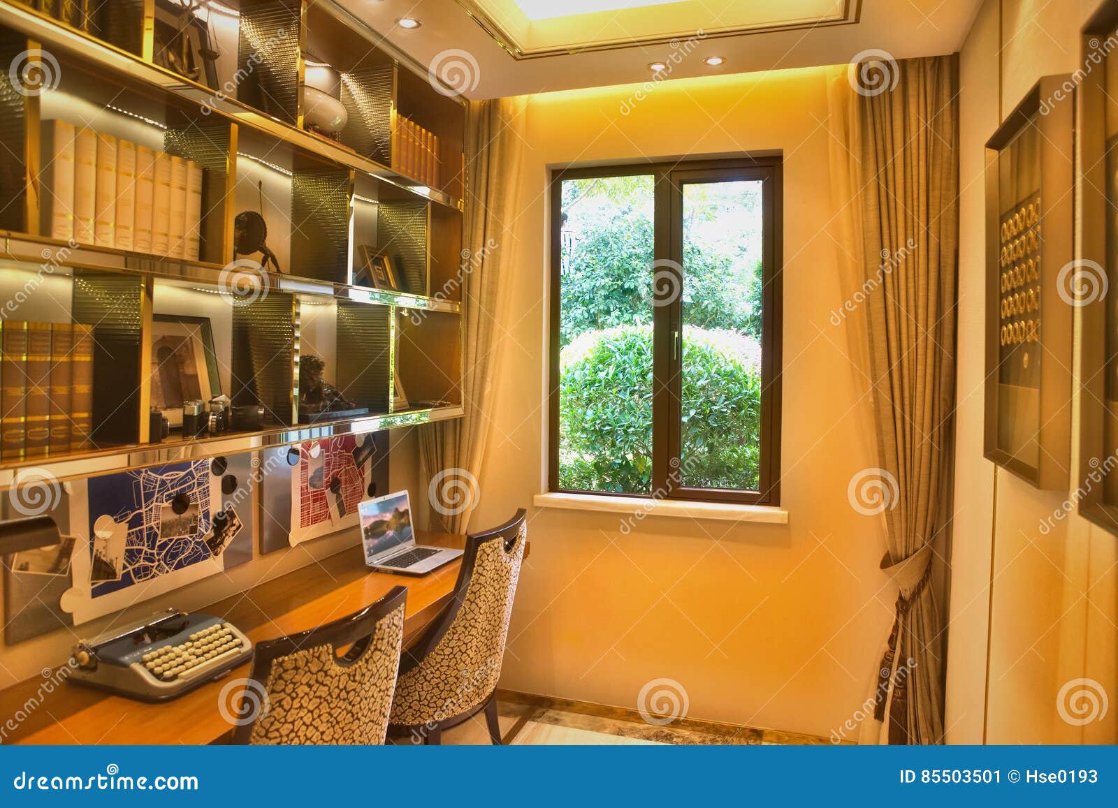 Stanza di studio immagine stock. Immagine di casa, insieme - 85503501