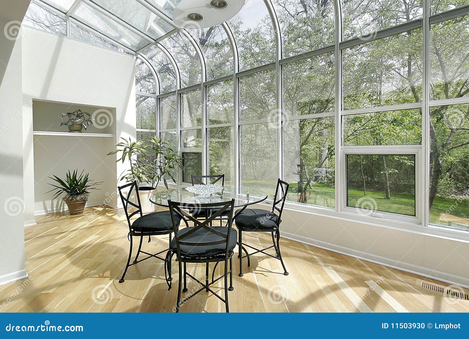 Stanza Di Sun Con Le Finestre Del Soffitto Fotografia Stock - Immagine ...