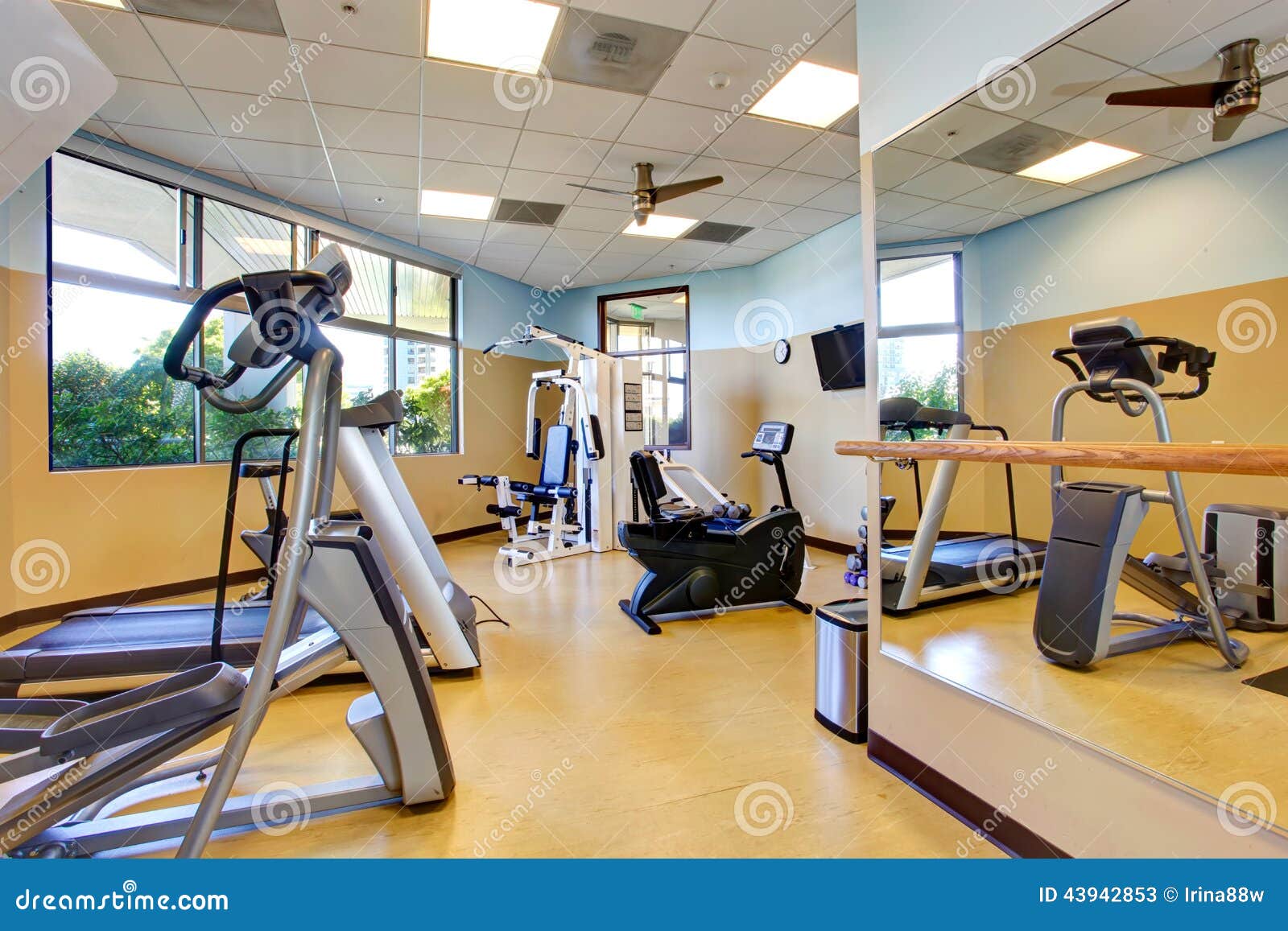 Stanza Luminosa Della Palestra in Edificio Residenziale Immagine Stock ...