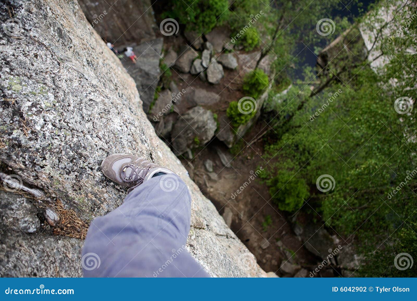 Stap uit op een Richel stock foto. Image of been, rots - 6042902