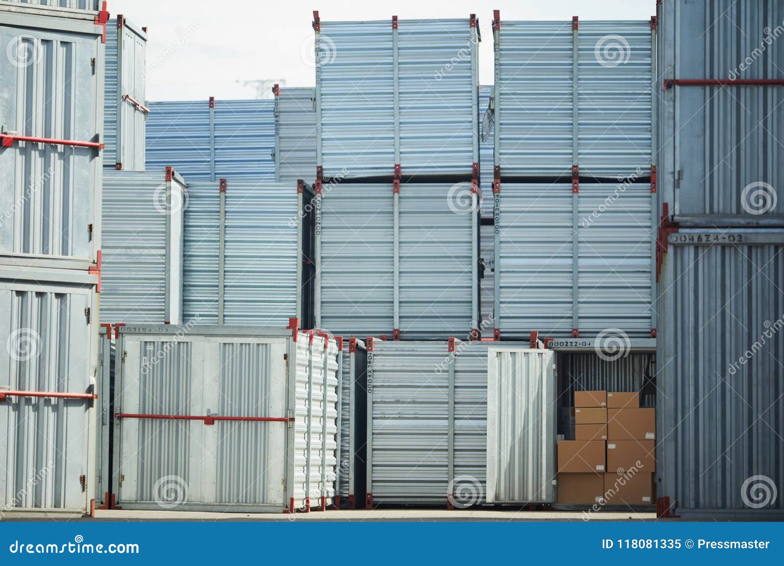 Stapel containers stock afbeelding. Image of commercieel - 118081335