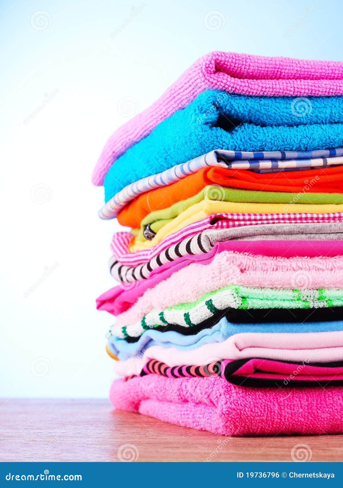 Stapel der bunten Kleidung stockfoto. Bild von kleid - 19736796