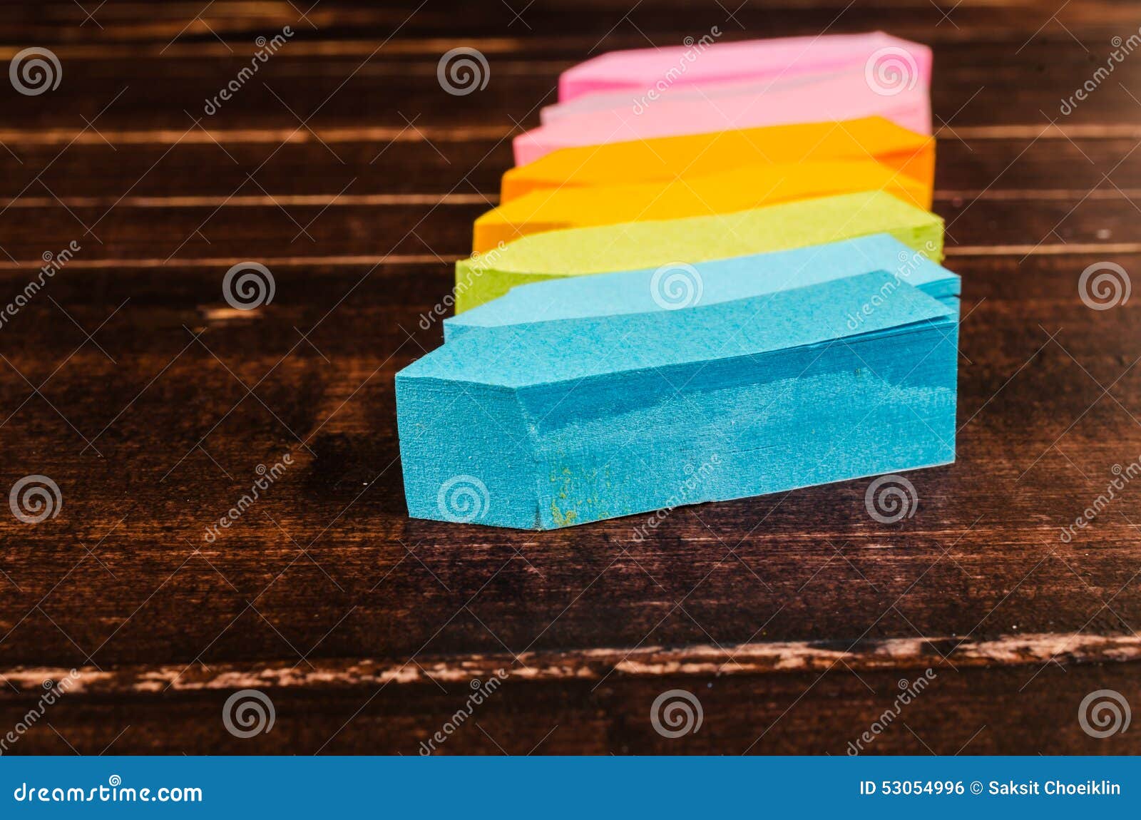 Stapel Der Bunten Post-Itanmerkung Stockfoto - Bild von ansammlung ...