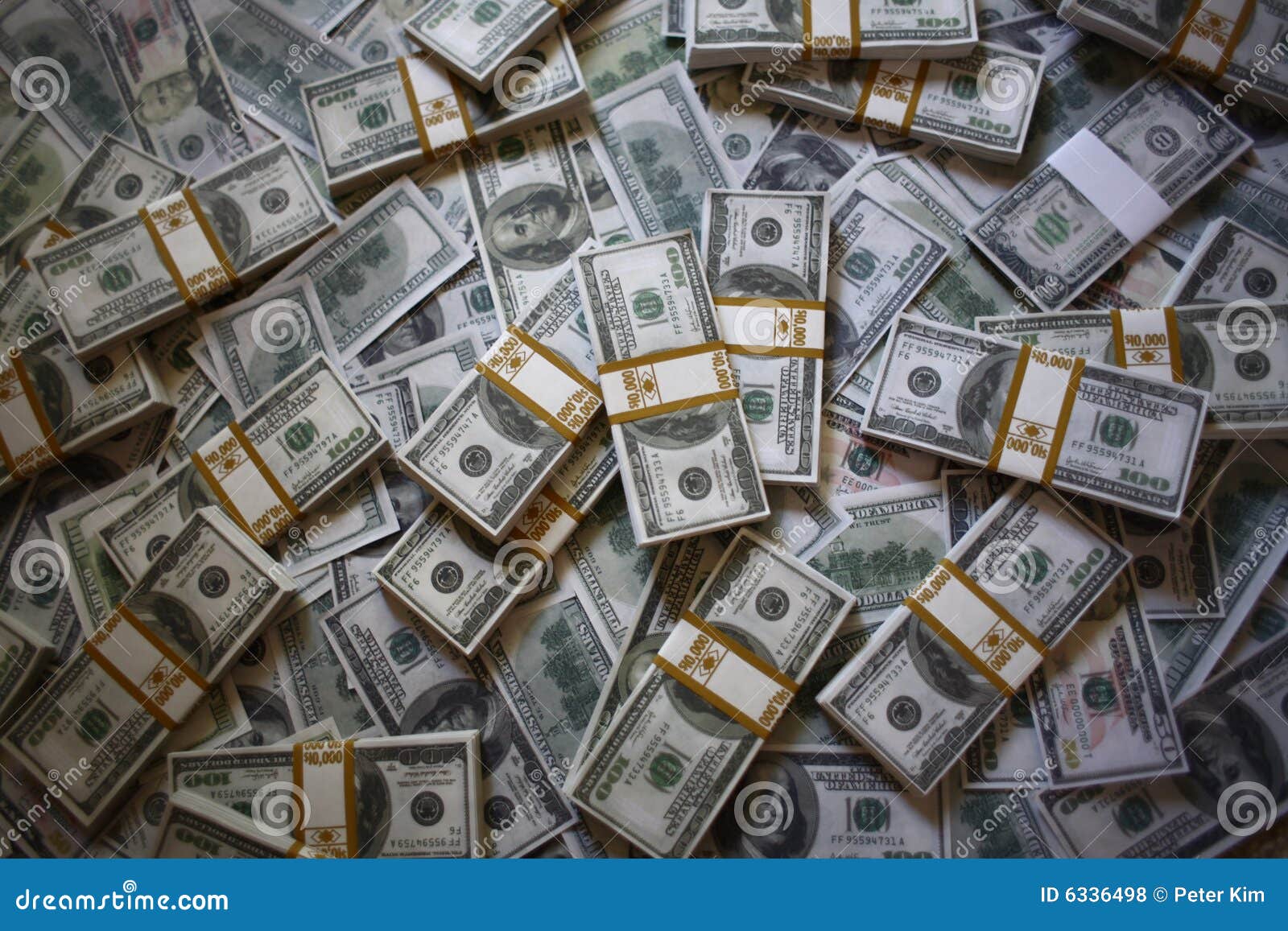 Stapel des Geldes stockfoto. Bild von dollar, fünfzig - 6336498