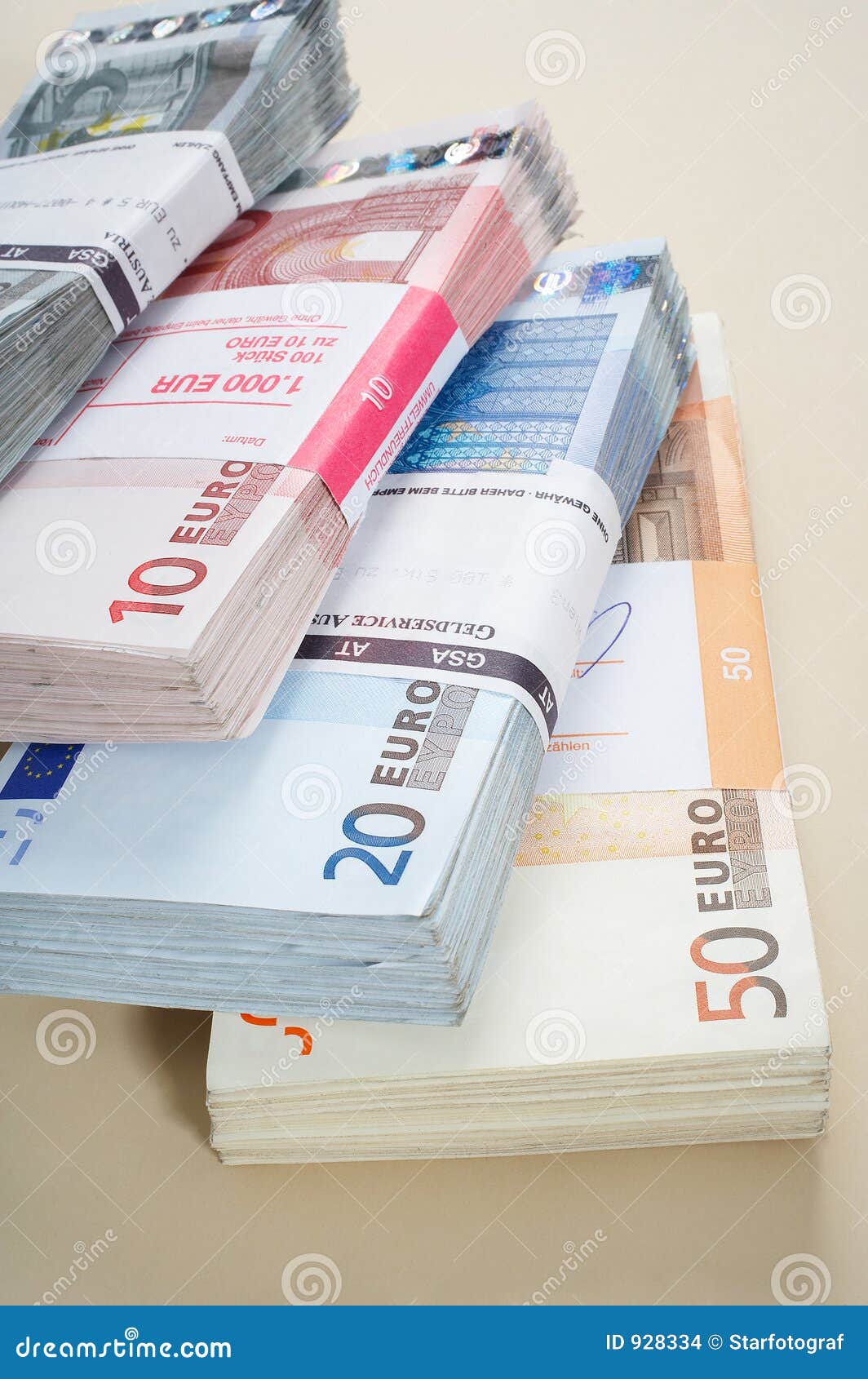 Stapel des Geldes stockfoto. Bild von markt, wirtschaftlichkeit - 928334