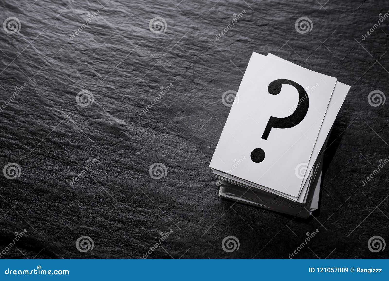 Stapel Fragezeichen stockbild. Bild von schreibtisch - 121057009