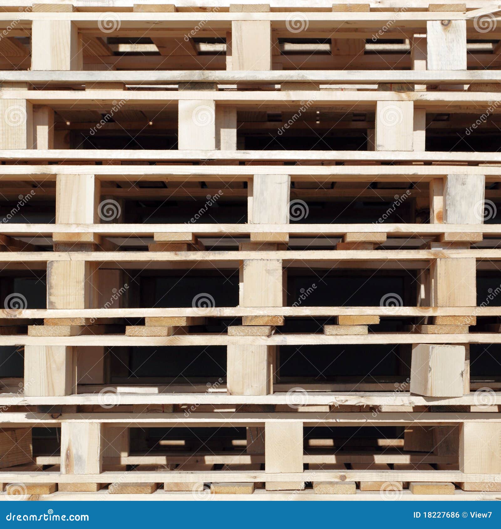 Stapel houten pallets stock foto. Image of kant, hout - 18227686
