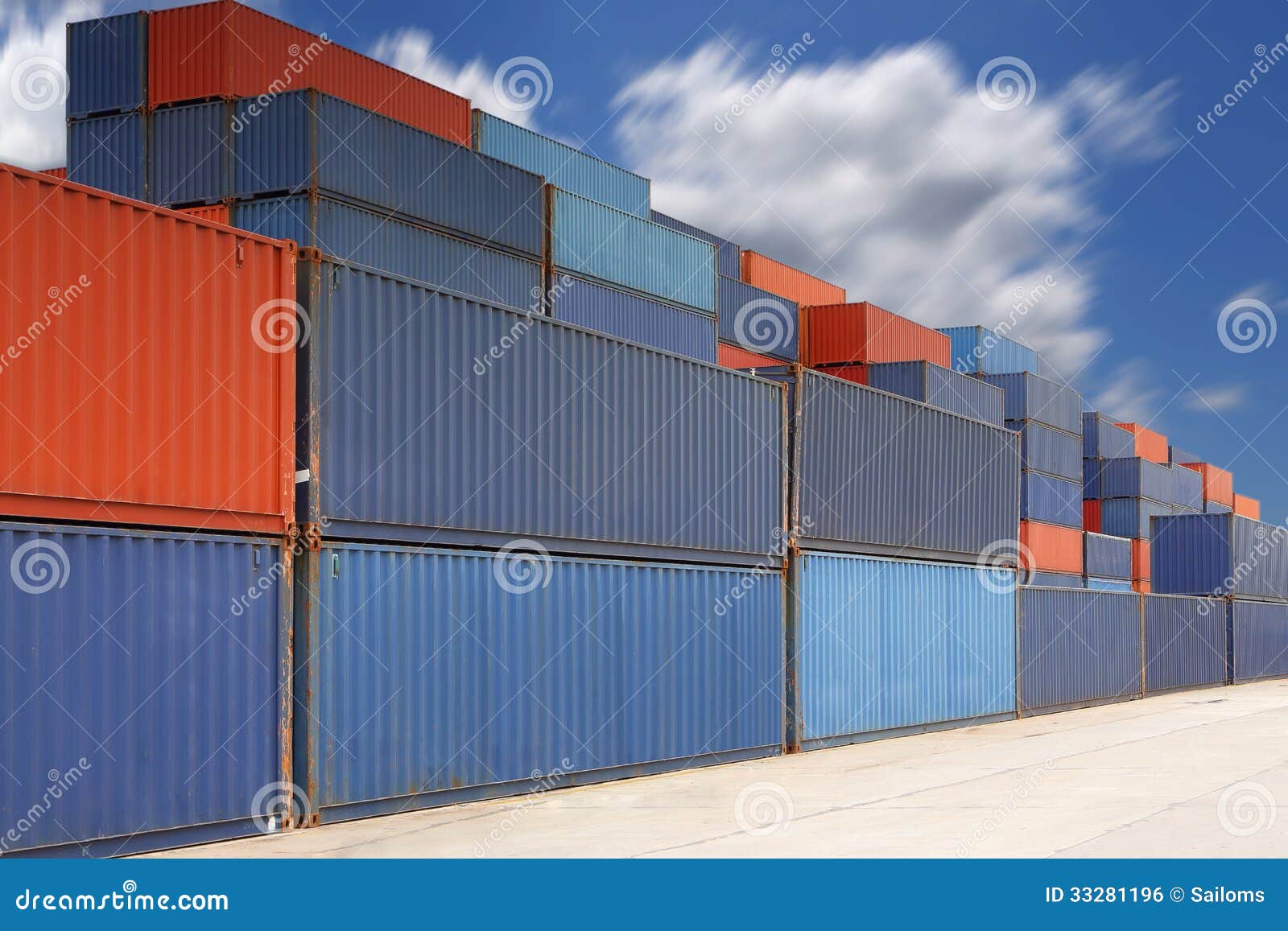 Stapel Ladingscontainers Bij Containerwerf Met Wolk Stock Foto - Image ...