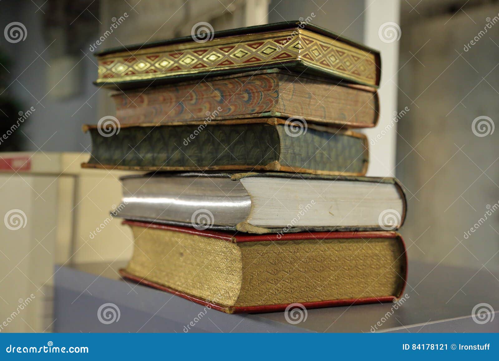 Stapel Oude Boeken stock afbeelding. Image of kant, document - 84178121