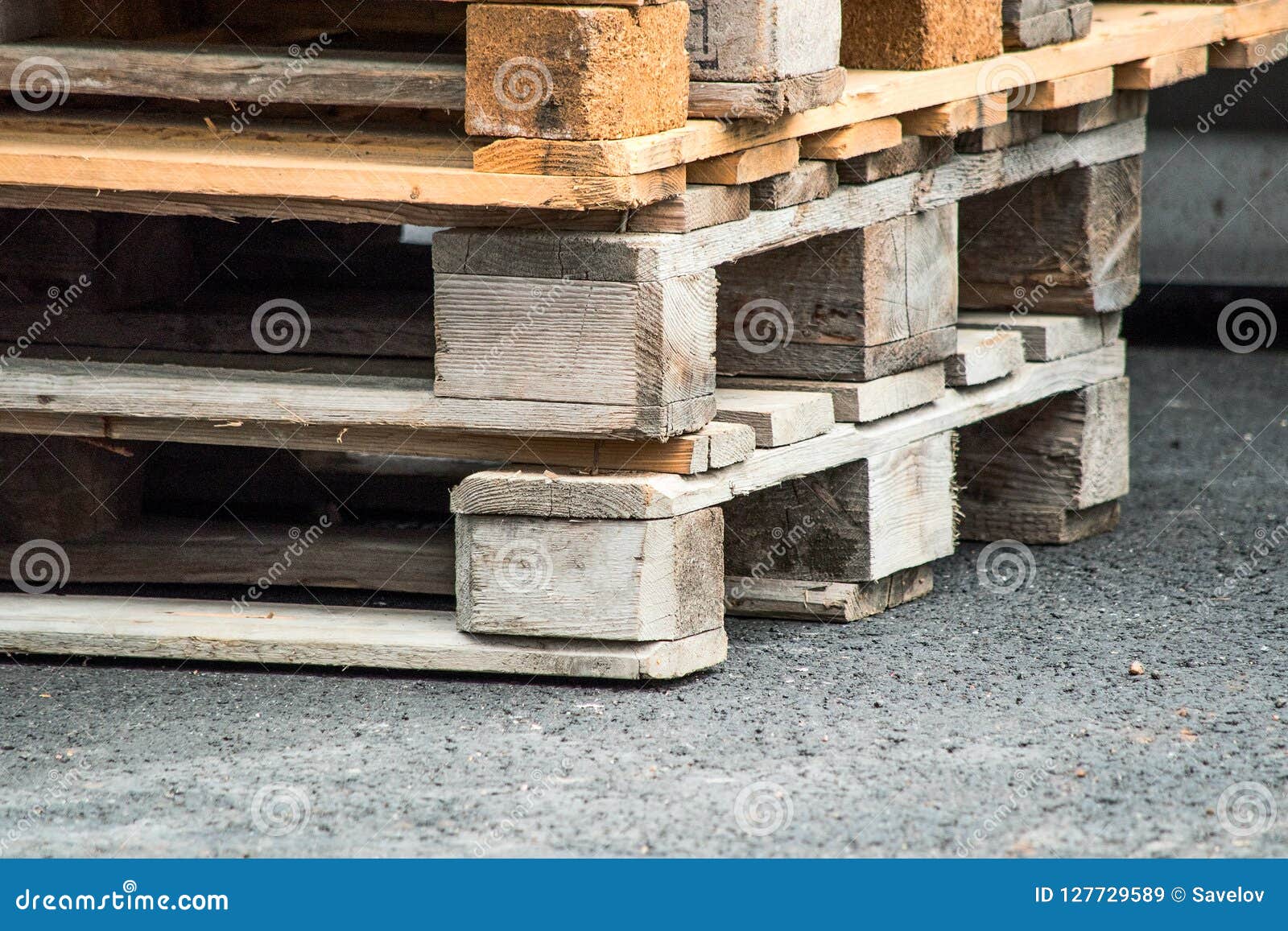 Stapel Paletten Auf Asphalt Stockbild - Bild von gruppe, industriell ...