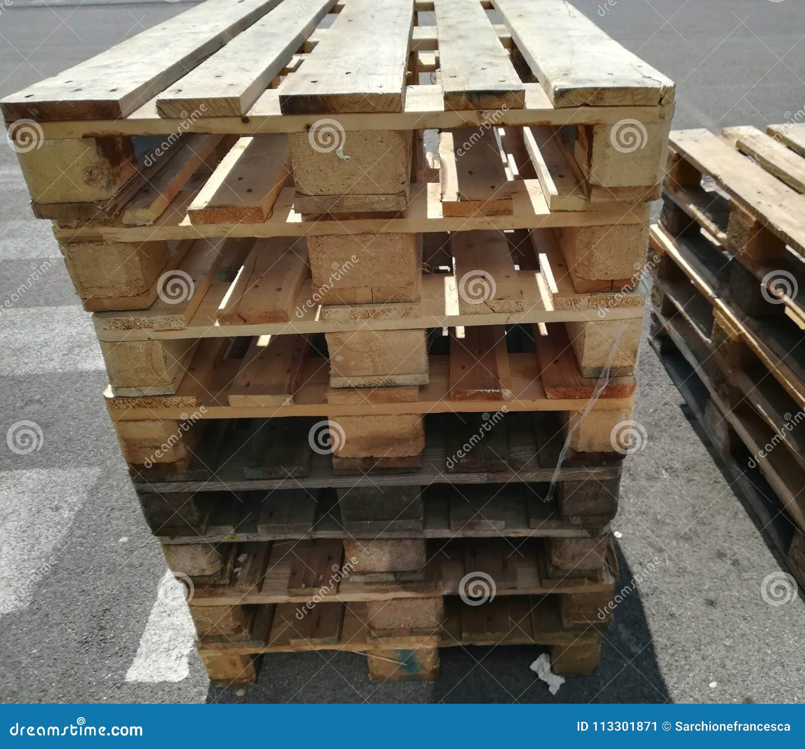 Stapel Pallets stock afbeelding. Image of industrie - 113301871