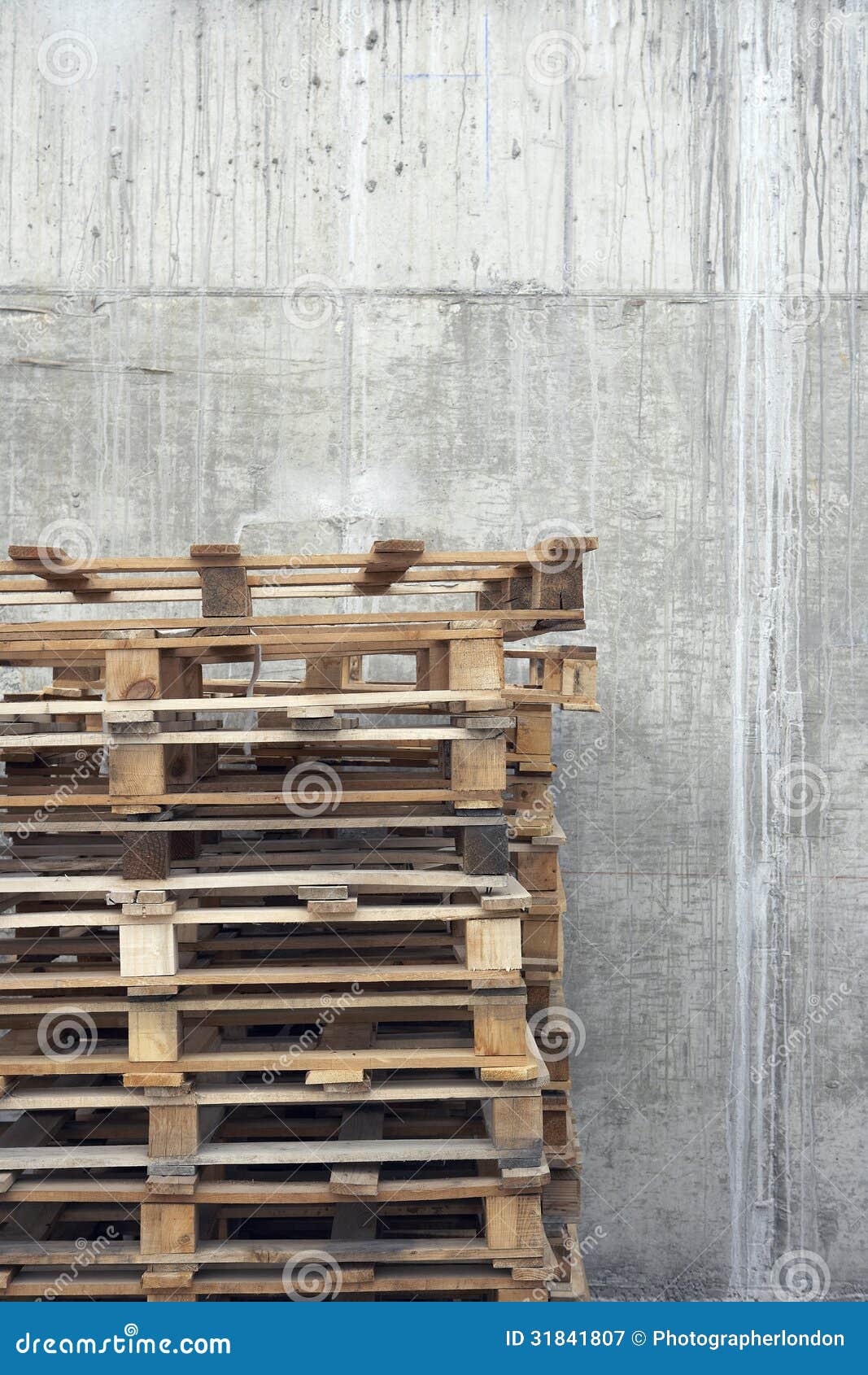Stapel Pallets Tegen Concrete Muur Stock Afbeelding - Image of muur ...