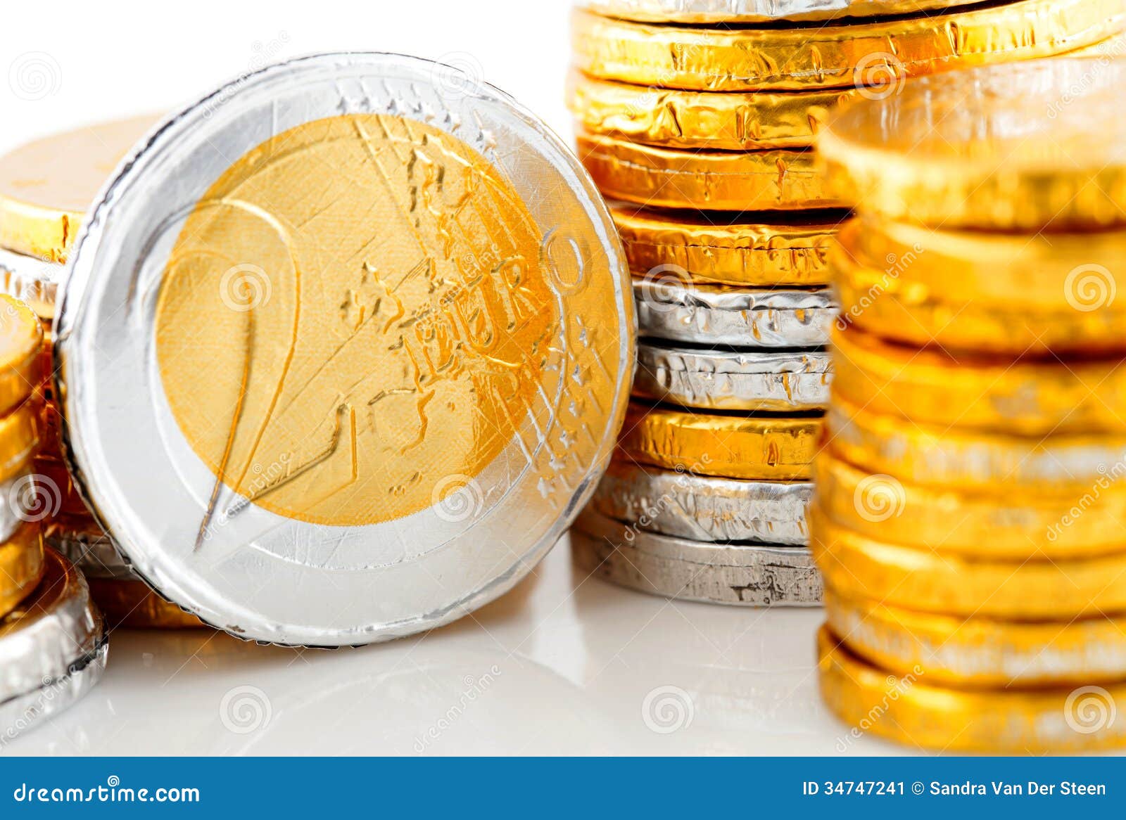 Stapel Van Chocolade Euro Geld Stock Afbeelding - Image of munt, geld ...