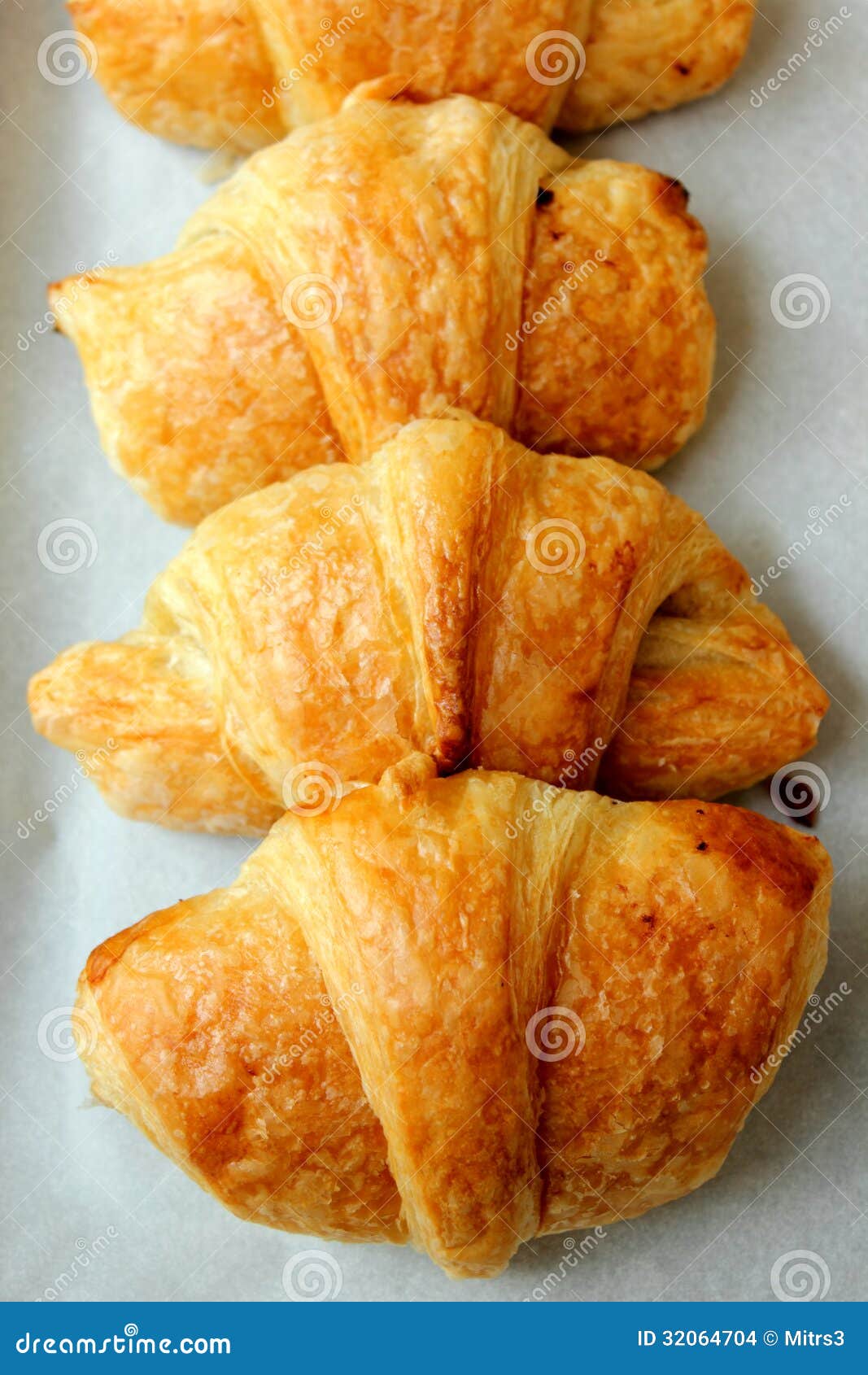 Stapel Van Croissant Op Witte Achtergrond Stock Foto - Image of voedsel ...