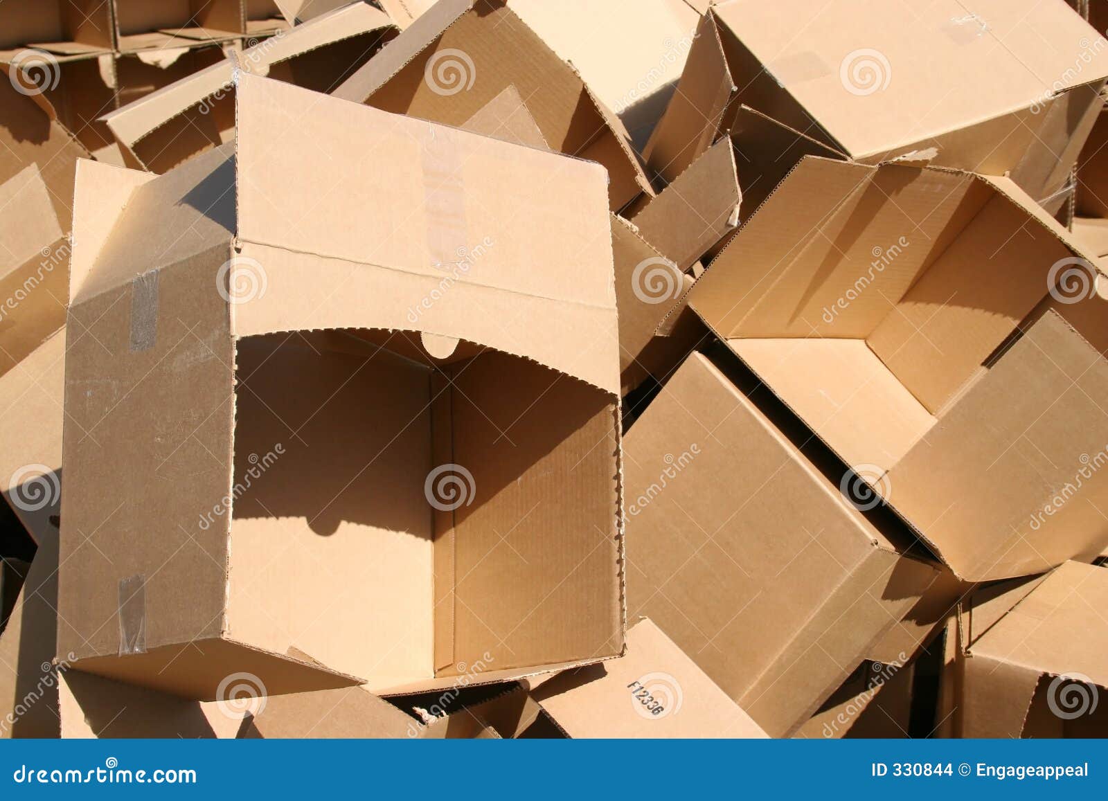 Stapel van Dozen stock foto. Image of inzameling, soort - 330844