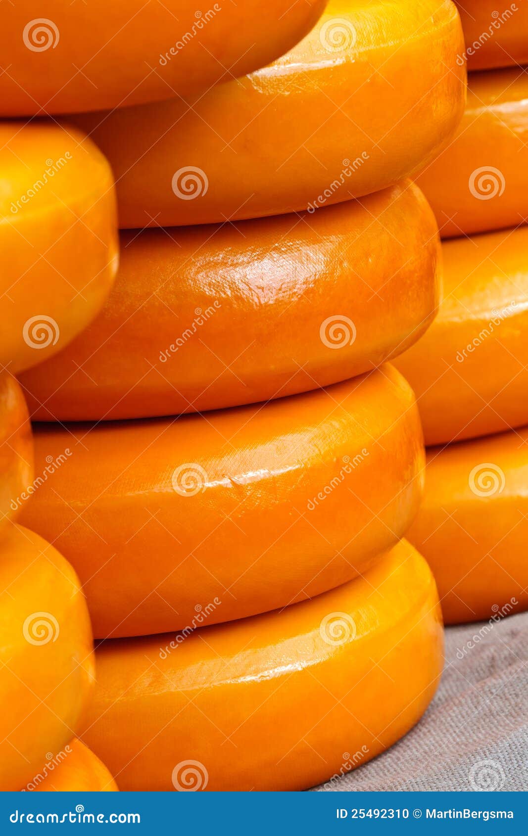 Stapel Van Edammer Kaas Op Een Markt Stock Foto - Image of regeling ...