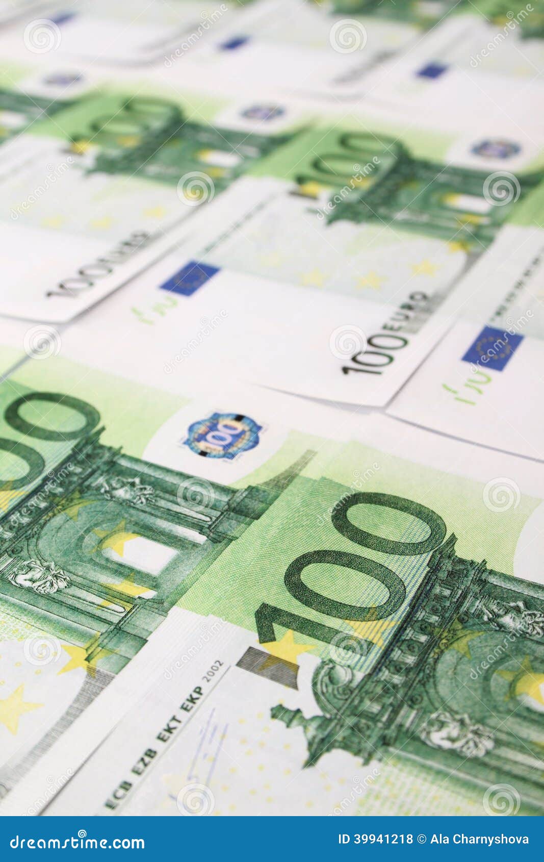 Stapel Van 100 Euro Rekeningen Stock Foto - Image of groen, aantal ...