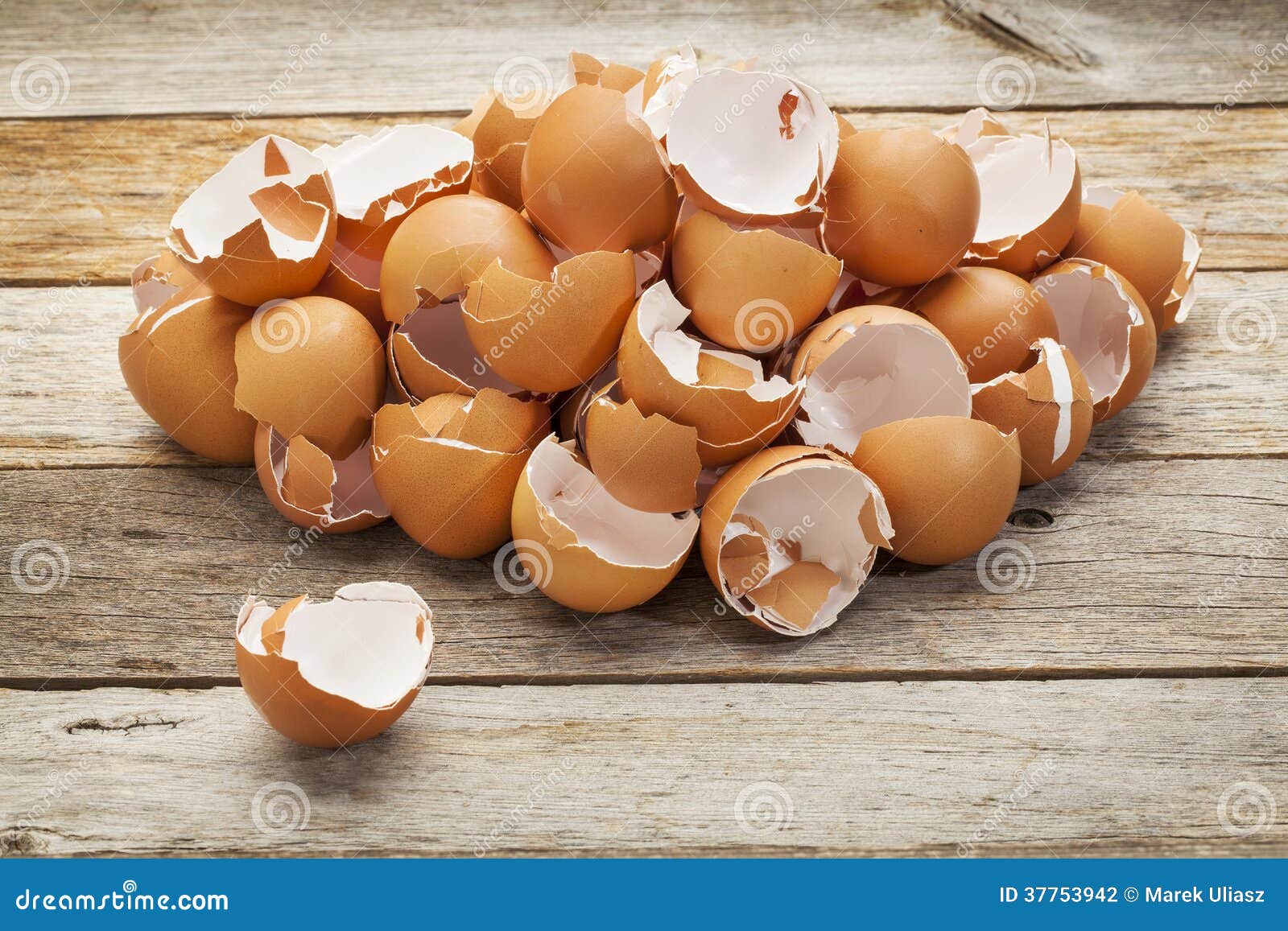 Stapel Van Gebroken Eierschalen Stock Foto - Image of hout, gebarsten ...