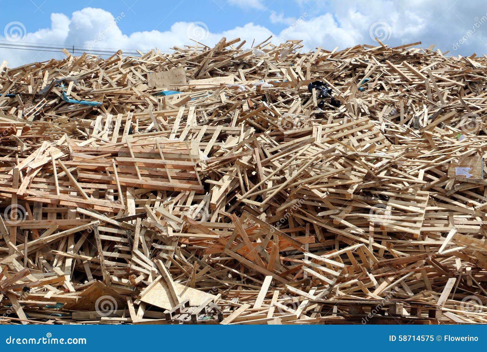 Stapel Van Gebroken Pallets Stock Afbeelding - Image of bouw, recycling ...
