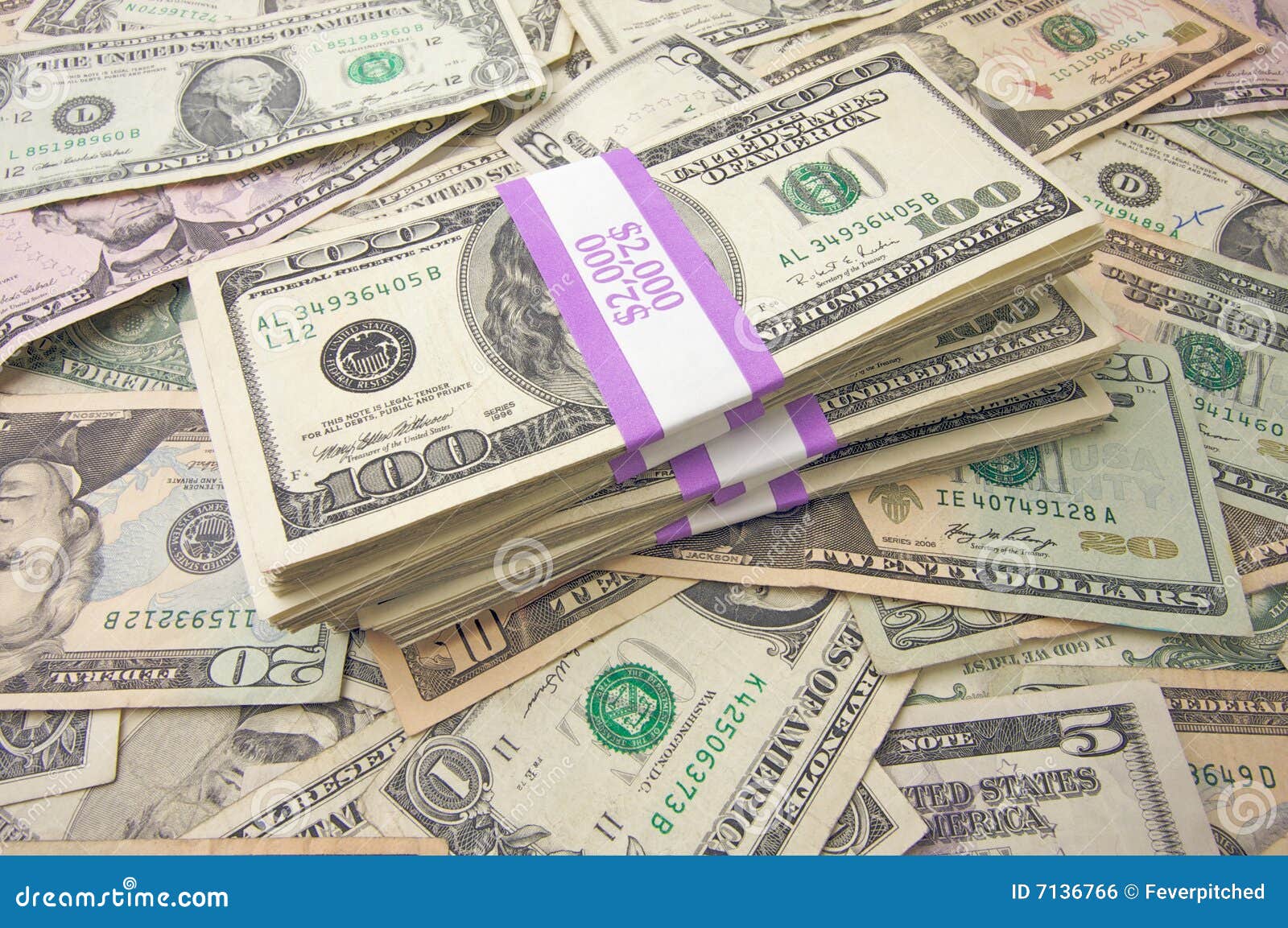 Stapel van Geld stock foto. Image of verenigd, honderd - 7136766
