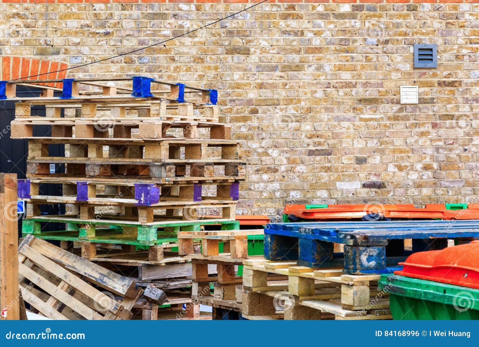 Stapel van houten pallets stock foto. Image of recycling - 84168996